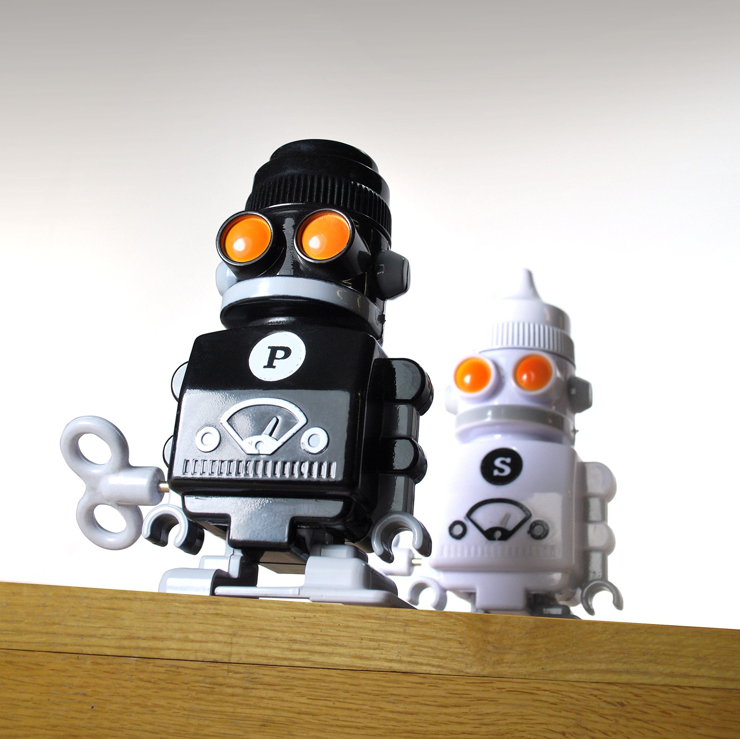 Suck UK Salt And Pepper Shakers | 2 Salt And Pepper Shaker Robots | Funny Kitchen Gadgets & Kitchen Accessories | Salt And Pepper Set For Kitchen Decor | Novelty Gifts | Salt And Pepper Shakers Funny