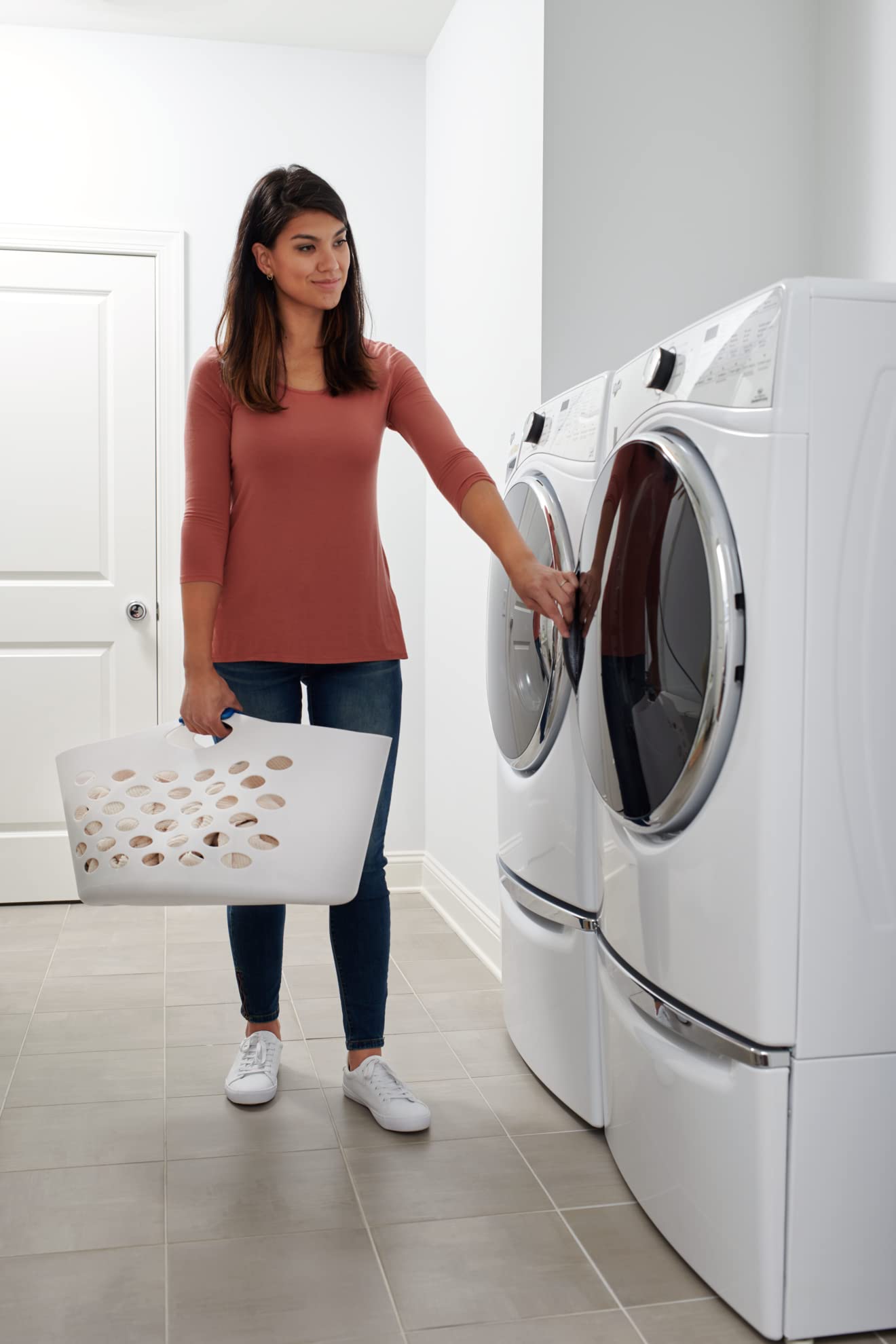 Rubbermaid Flex 'n Carry Laundry Hamper, 2.2-Bushel, White (FG260004WHTRB)