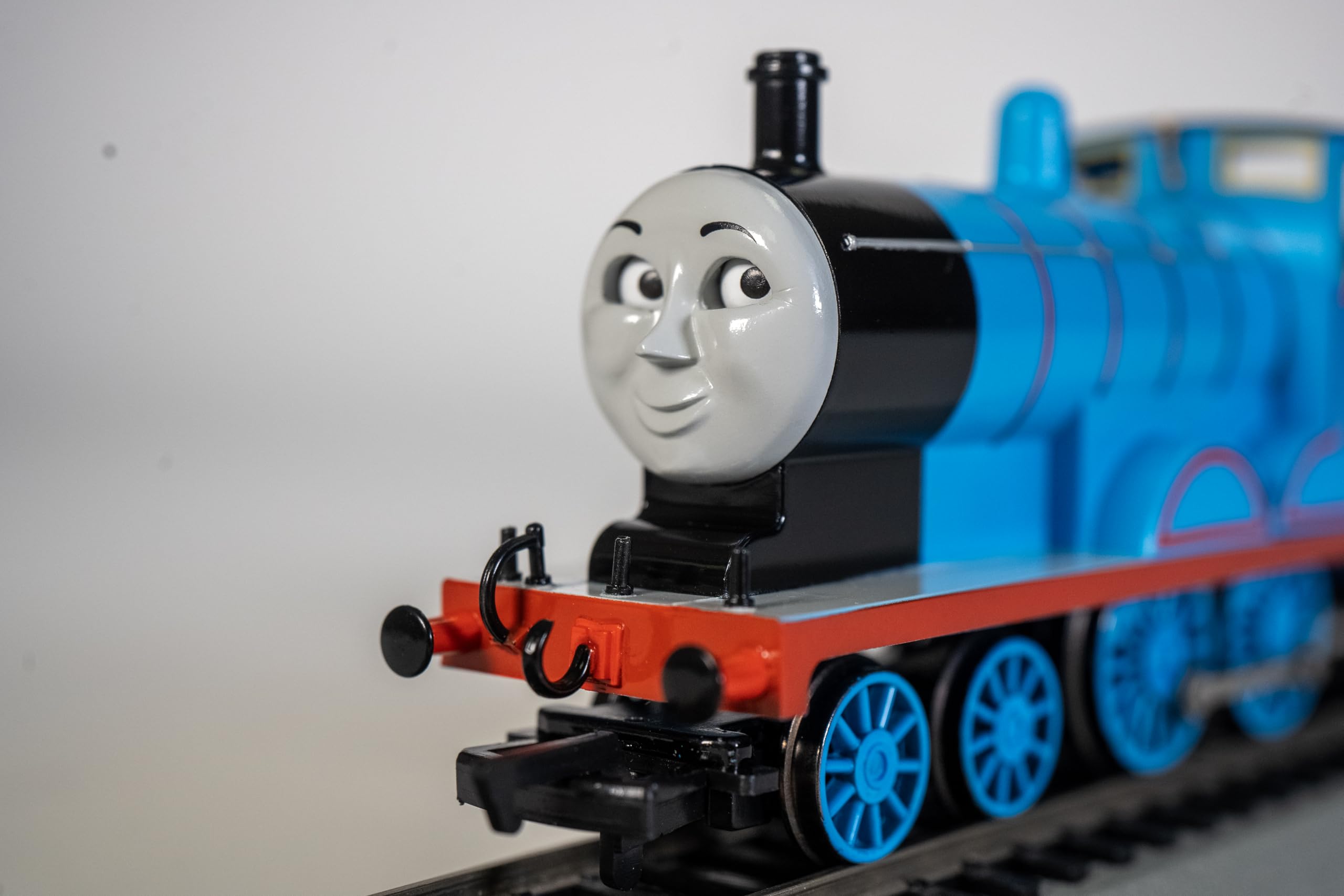 Bachmann Trains - THOMAS & FRIENDS EDWARD ENGINE w/Moving Eyes - HO Scale