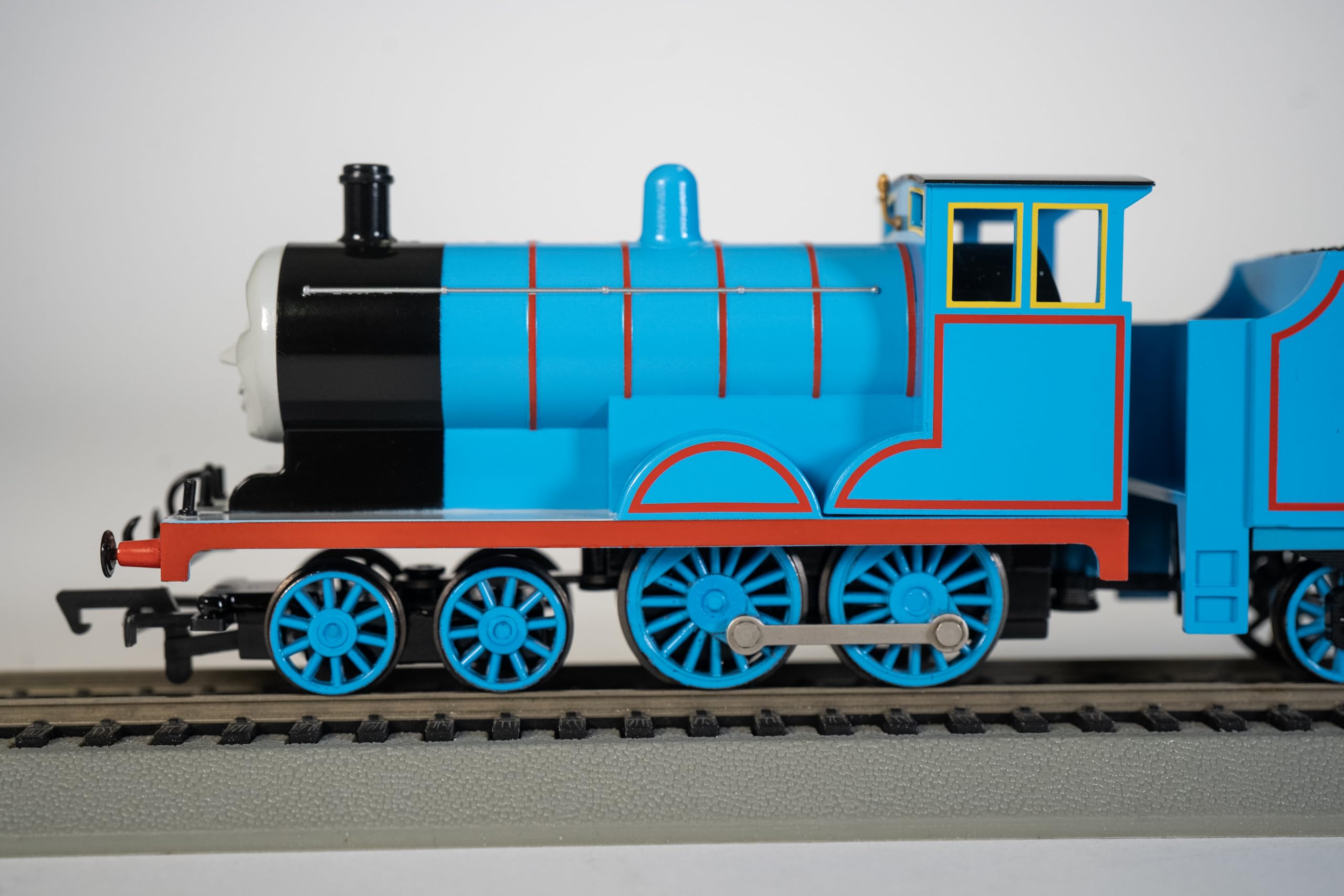 Bachmann Trains - THOMAS & FRIENDS EDWARD ENGINE w/Moving Eyes - HO Scale