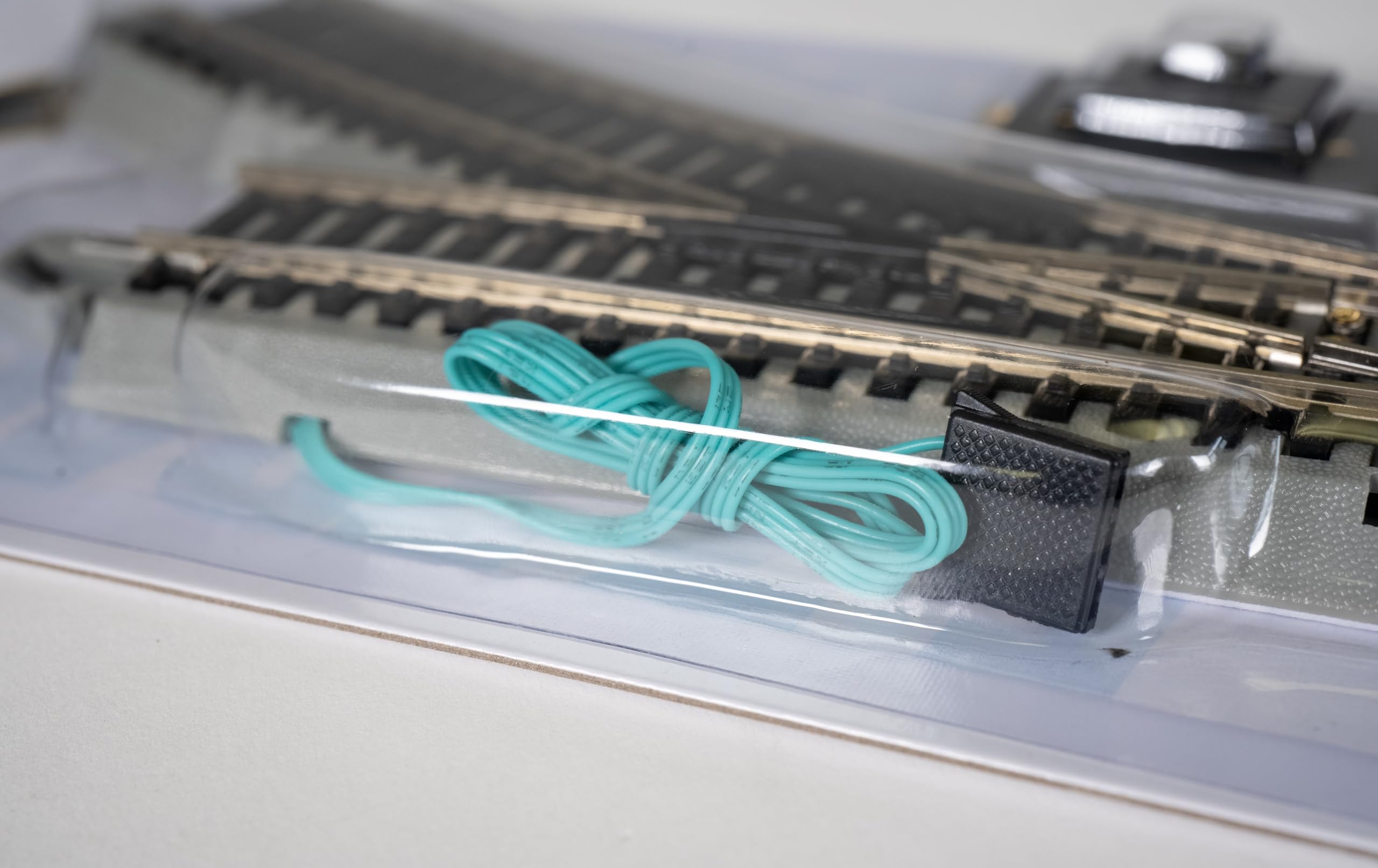 Bachmann Trains - Snap-Fit E-Z TRACK REMOTE TURNOUT - RIGHT (1/card) - NICKEL SILVER Rail With Gray Roadbed - HO Scale