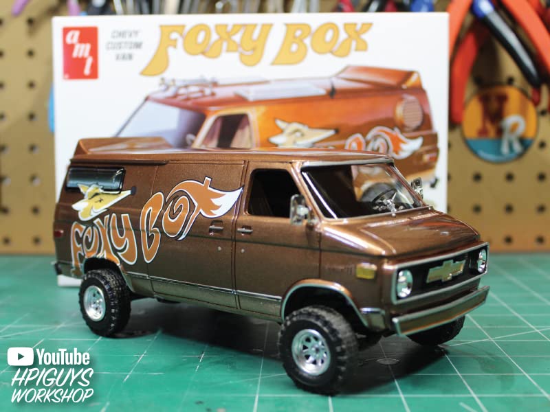 AMT 1975 Chevy Van Foxy Box 1:25 Scale Model Kit