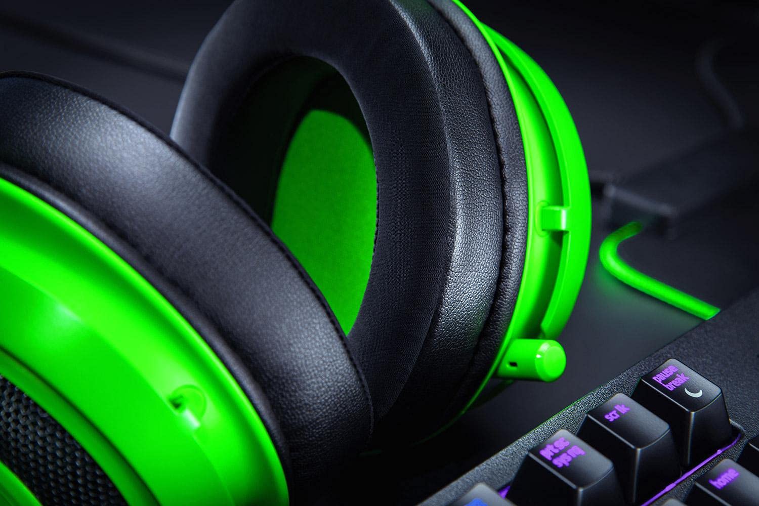 Razer Kraken Gaming Headset: Lightweight Aluminum Frame, Retractable Noise Isolating Microphone, For PC, PS4, PS5, Switch, Xbox One, Xbox Series X & S, Mobile, 3.5 mm Audio Jack – Green