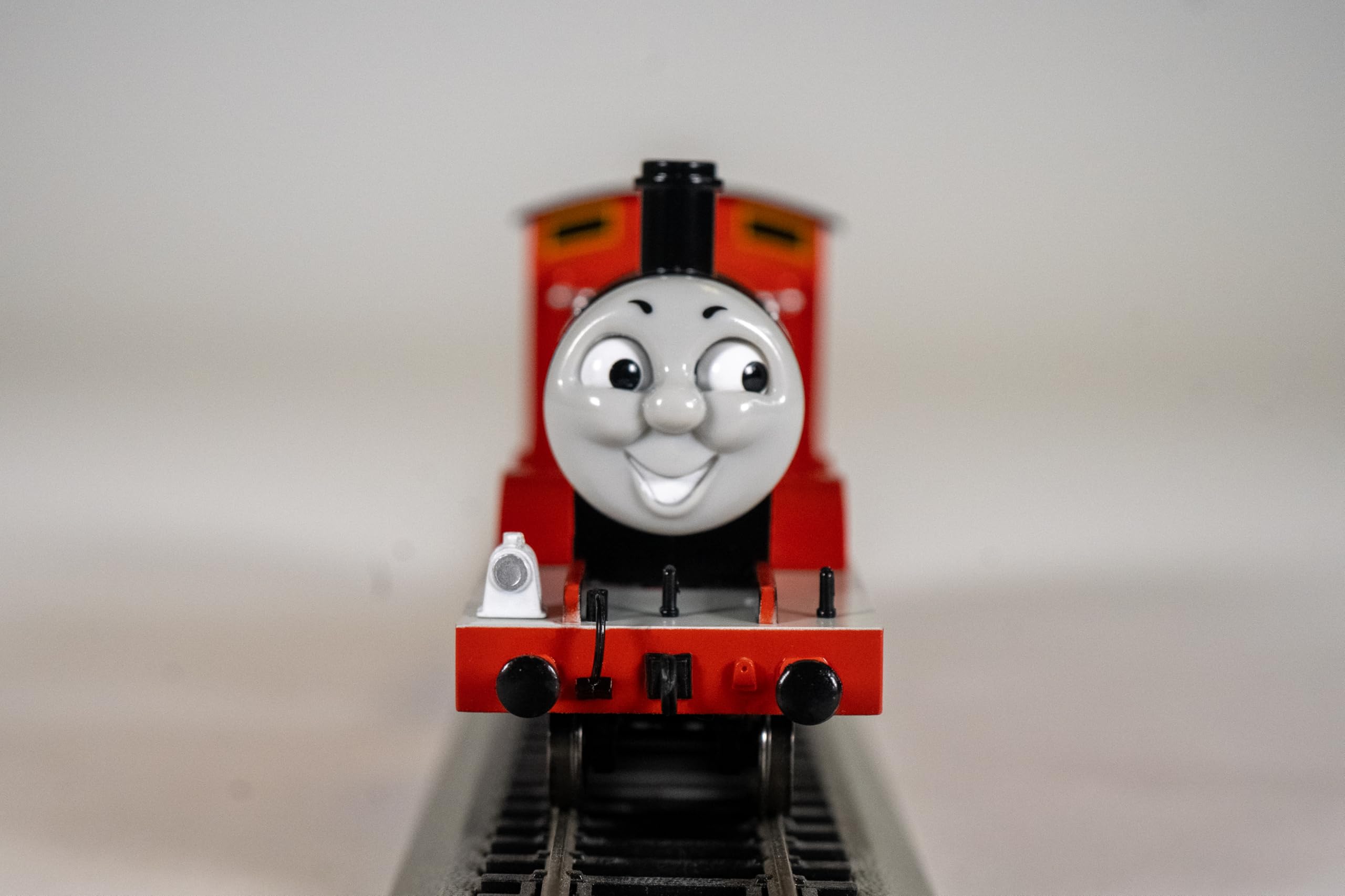 Bachmann Trains - THOMAS & FRIENDS JAMES THE RED ENGINE w/Moving Eyes - HO Scale