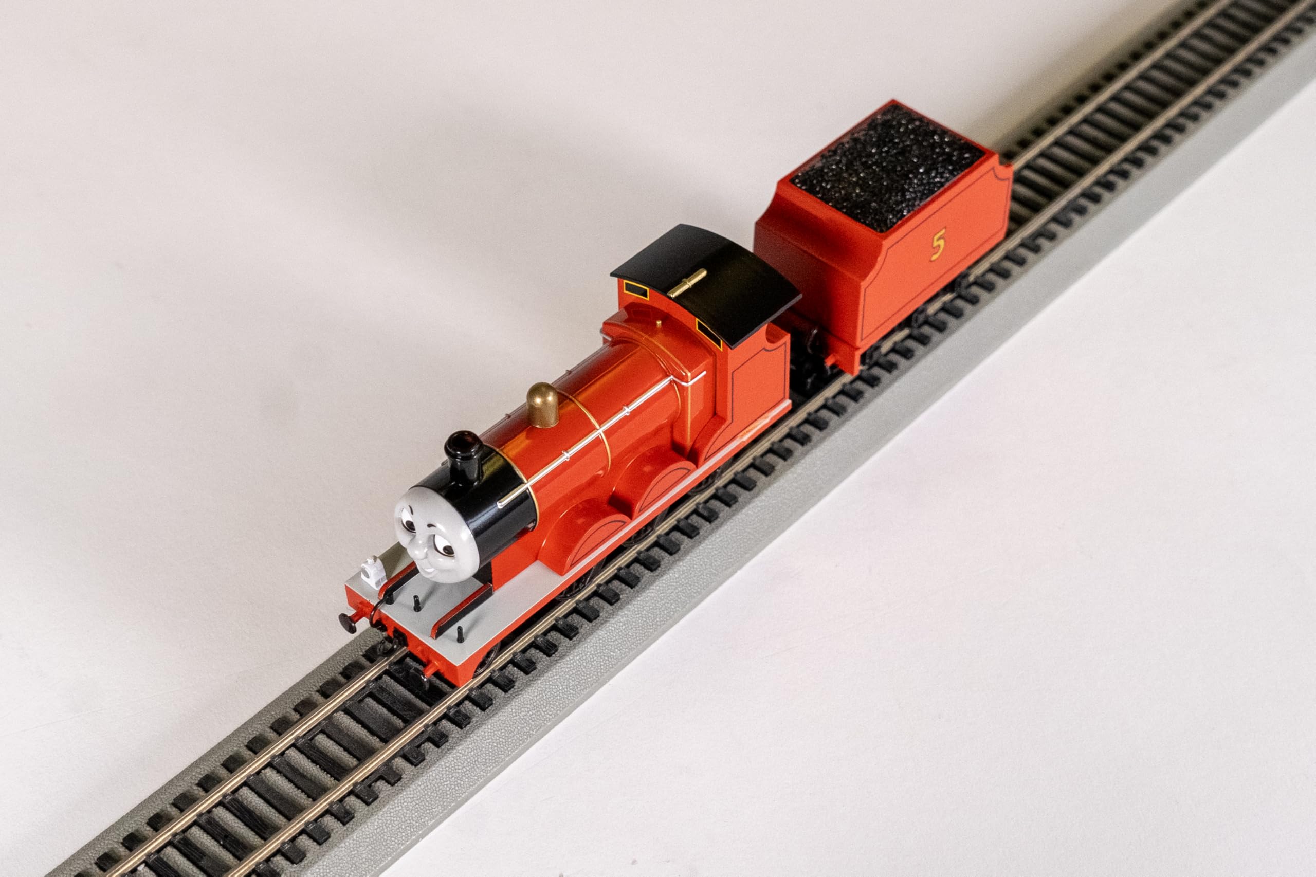 Bachmann Trains - THOMAS & FRIENDS JAMES THE RED ENGINE w/Moving Eyes - HO Scale