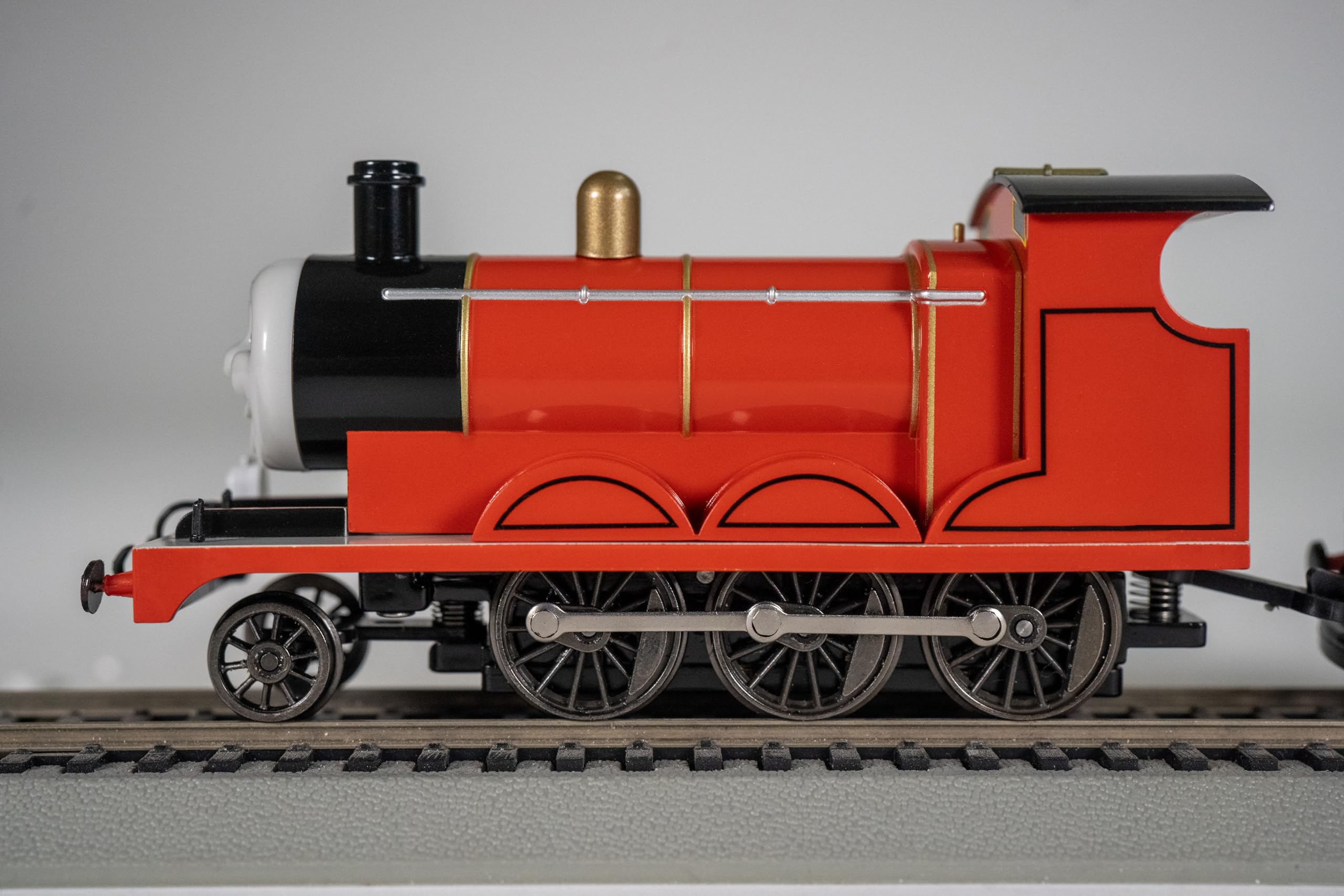 Bachmann Trains - THOMAS & FRIENDS JAMES THE RED ENGINE w/Moving Eyes - HO Scale
