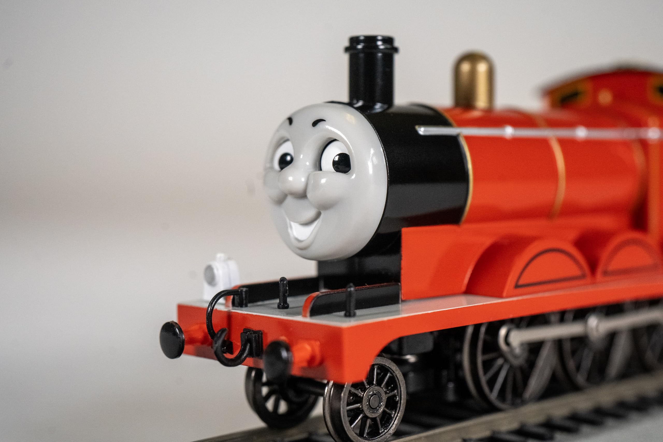 Bachmann Trains - THOMAS & FRIENDS JAMES THE RED ENGINE w/Moving Eyes - HO Scale