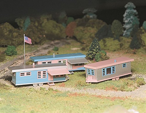 Bachmann Trains - PLASTICVILLE U.S.A. BUILDINGS – CLASSIC KITS - TRAILER PARK - 3 TRAILERS & FLAG POLE w/FLAG - O Scale