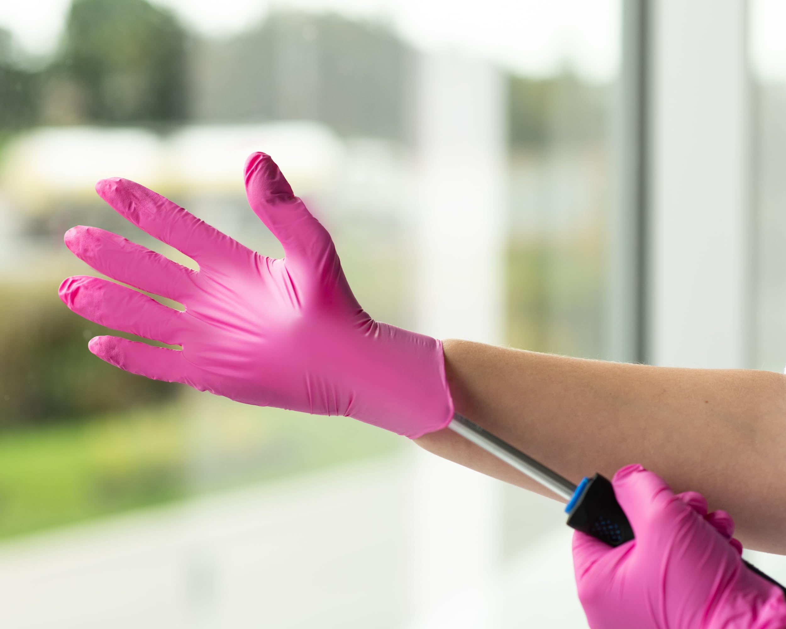 FRAMAR Pink Gloves Disposable Latex Free – Pink Nitrile Gloves Medium, Latex Free Gloves Medium, Plastic Gloves Disposable, Guantes de Nitrilo, Cleaning Gloves Medium, Non Latex Gloves Medium 100 Pk