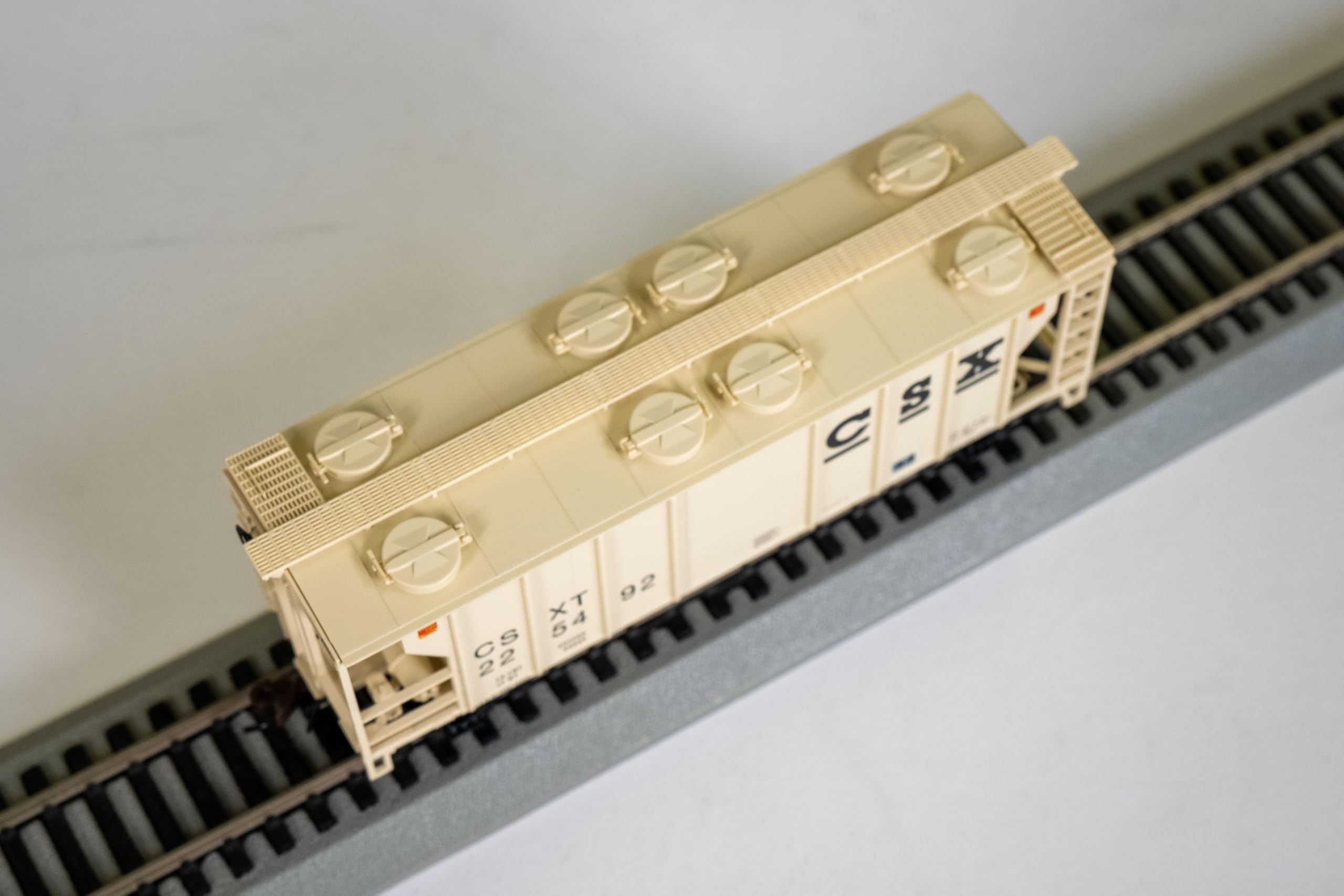 Bachmann Trains - PS-2 Two Bay Covered Hopper - Late Version - CSX® #225492 - HO Scale
