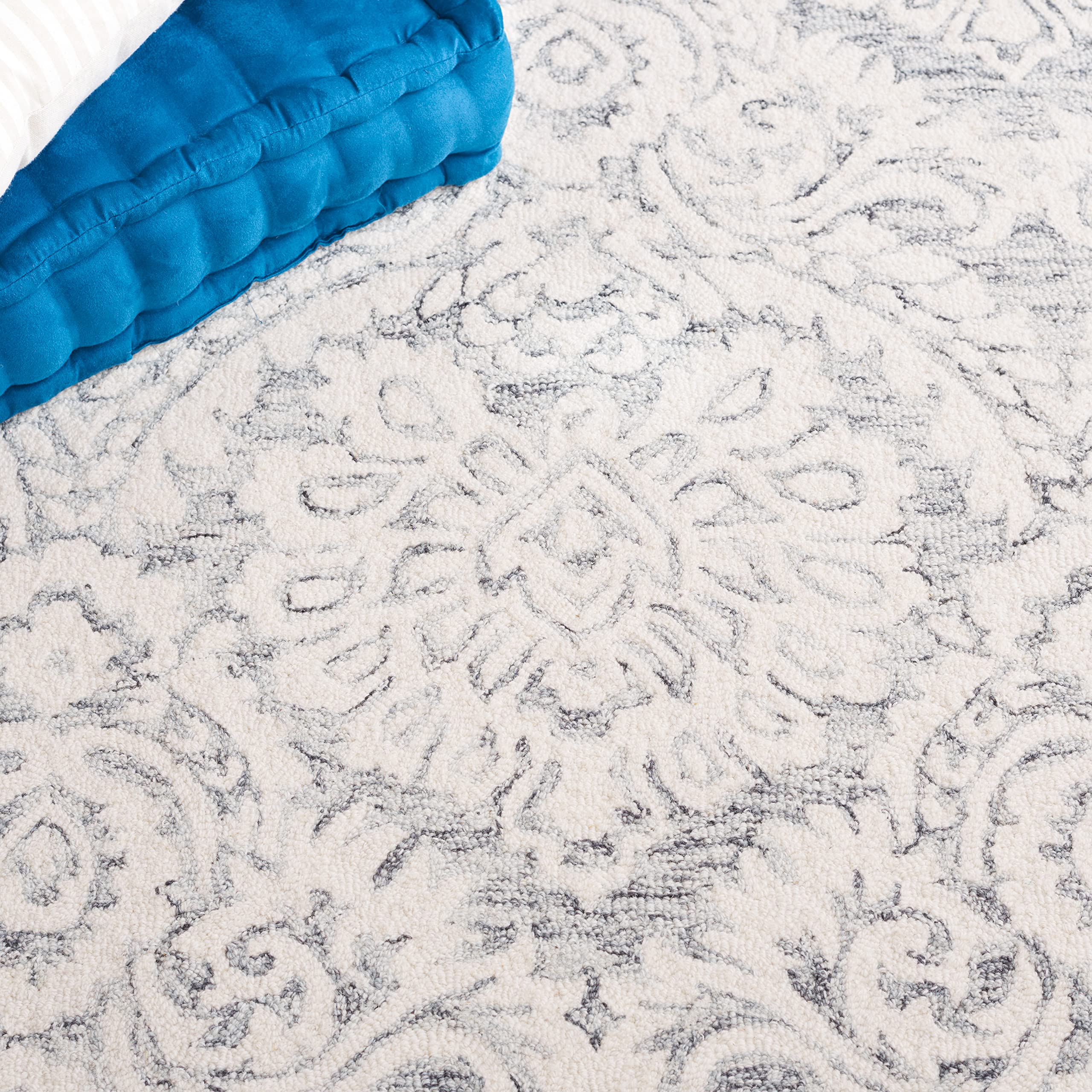 SAFAVIEH Blossom Collection Area Rug - 8' x 10', Grey & Ivory, Handmade Damask Wool, Ideal for High Traffic Areas in Living Room, Bedroom (BLM106H)