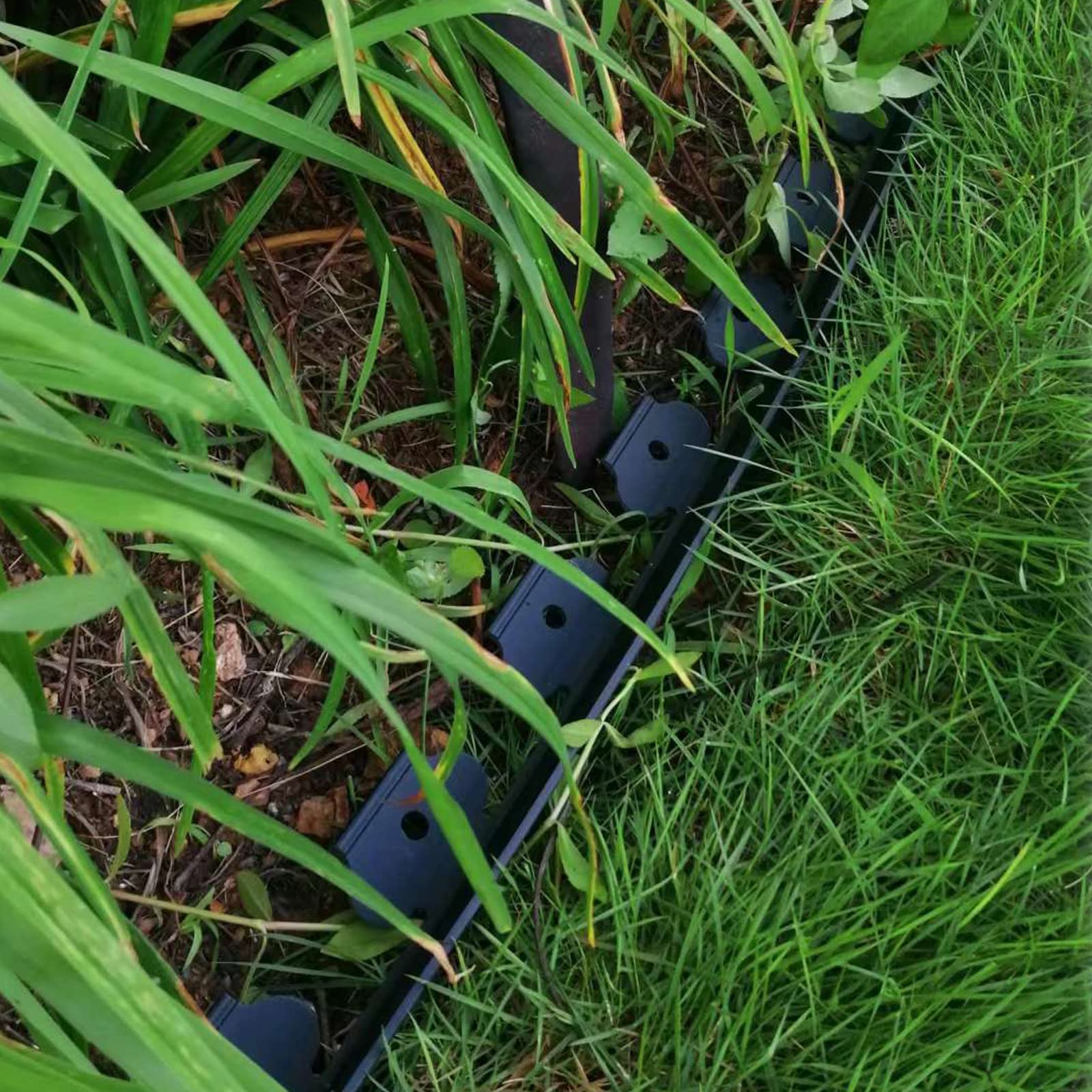 Landscape Edging,40FT Plastic No Dig Garden Edging with 40 Stakes,2 Inch Tall Lawn Edging for Lawn,Yard,Flower Gardens Border (Black-40FT)