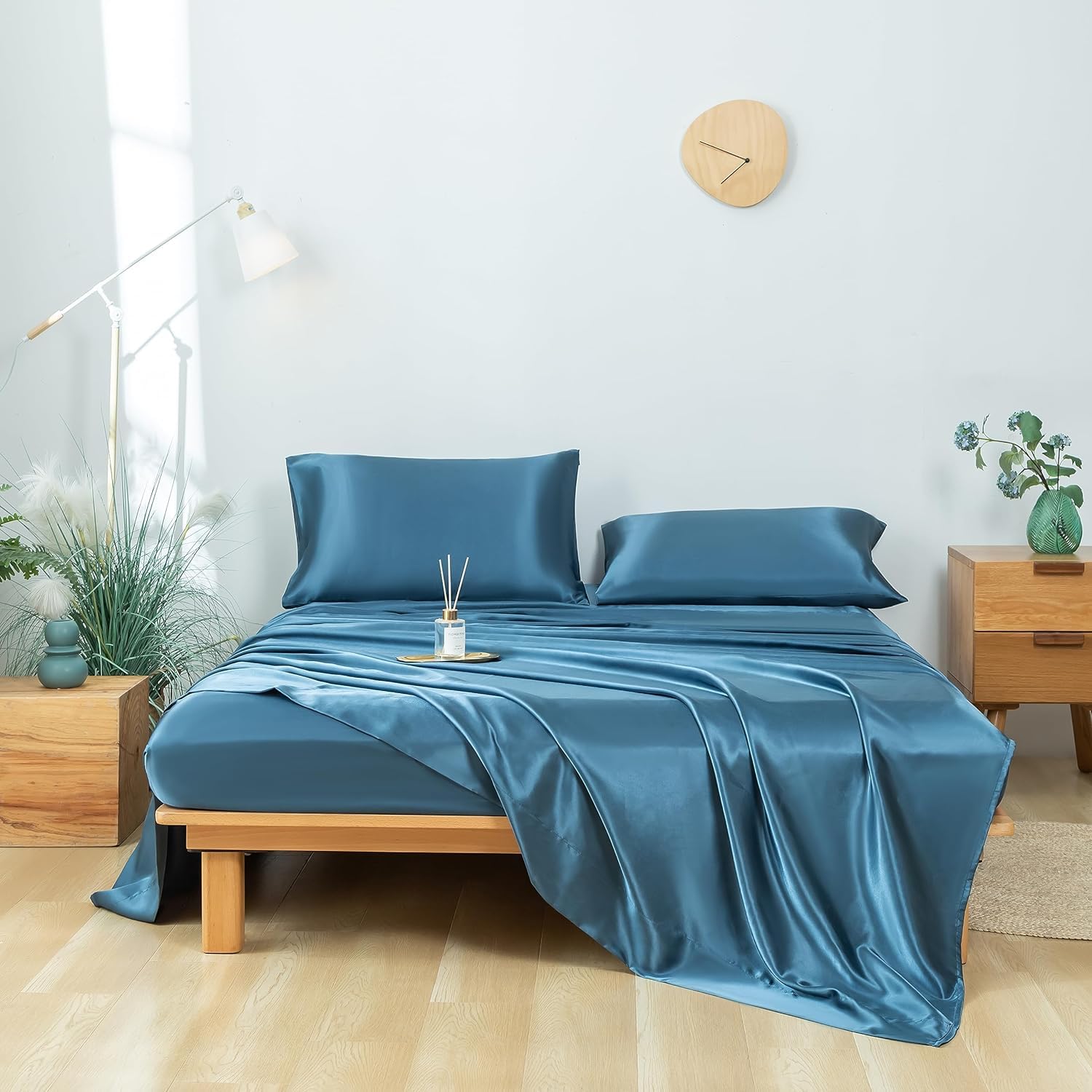 Revdomfly 4 Pcs Full Size Luxury Silky Soft Navy Blue Satin Sheet Set,1 Premium Moisture Wicking Fitted Sheet Fits Up to 16 Inches Deep Pocket + 1 Flat Sheet + 2 Pillowcases（Navy Blue, Full）