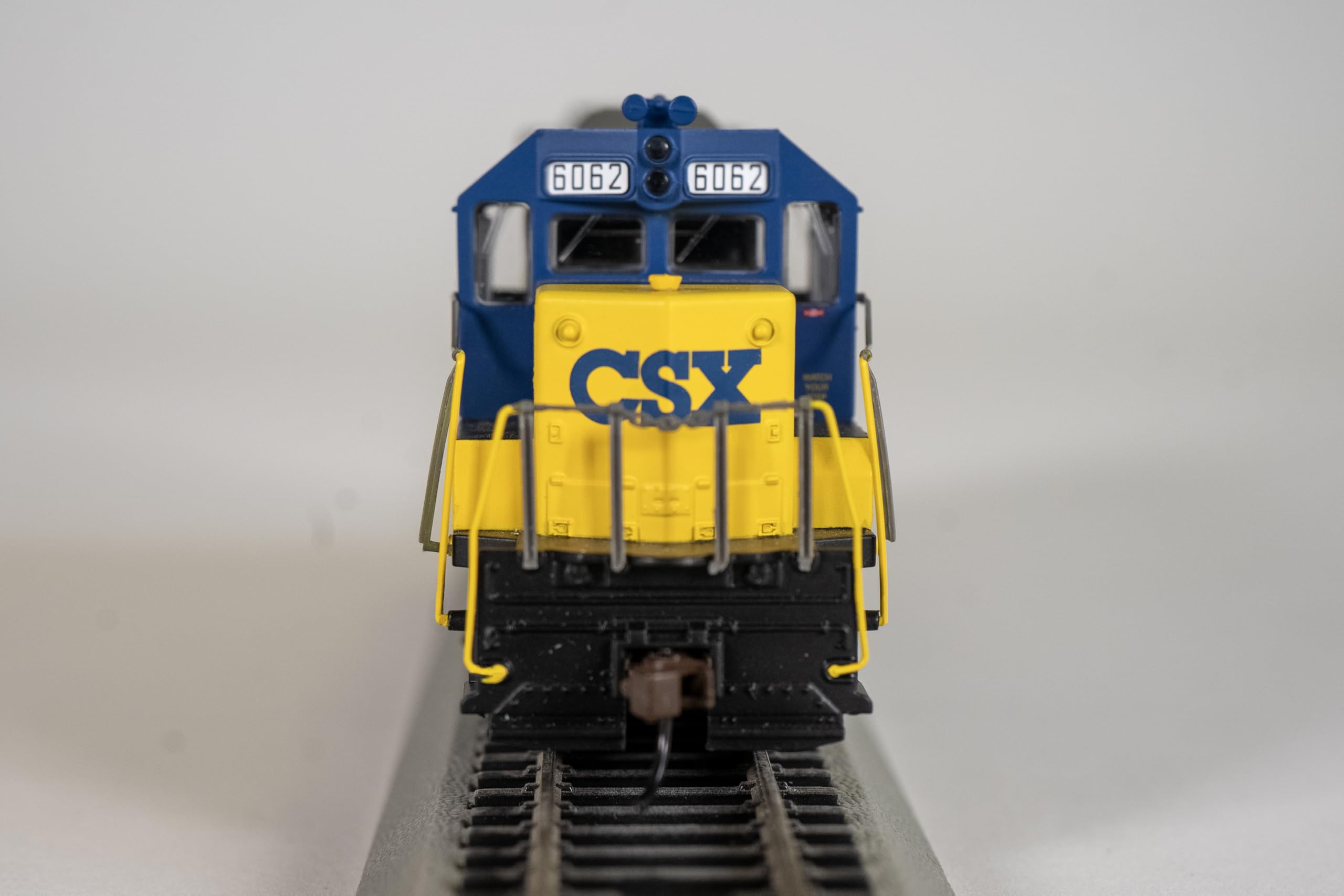 Bachmann Trains - EMD GP40 - DCC Equipped Diesel Locomotive - CSX® #6062 (Bright Future) - HO Scale