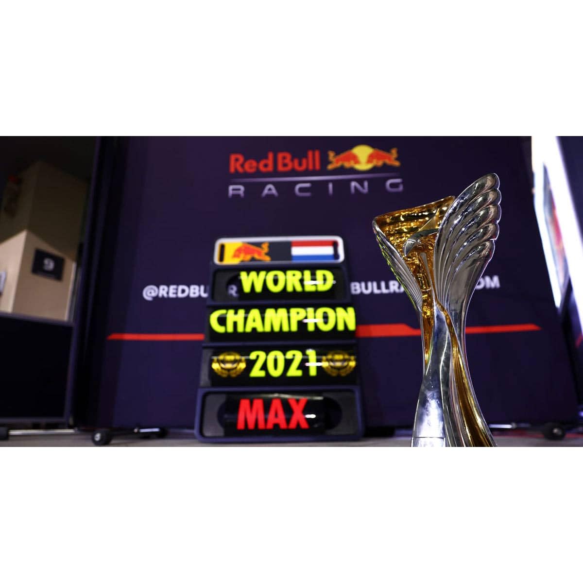 Minichamps 110212333 1:18 Red Bull Racing Honda RB16B-Max Verstappen-Winner Abu Dhabi GP W/Pitboard-WC 2021 Collectible Miniature Car, Multicoloured