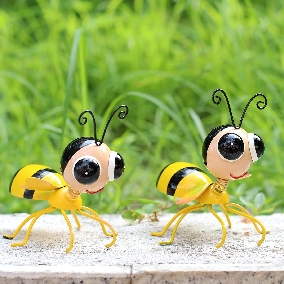 Cruis Cuka Metal Yard Art Garden Decor Cute Bee Lawn Ornament Hanging Wall Sculpture - Set of 2