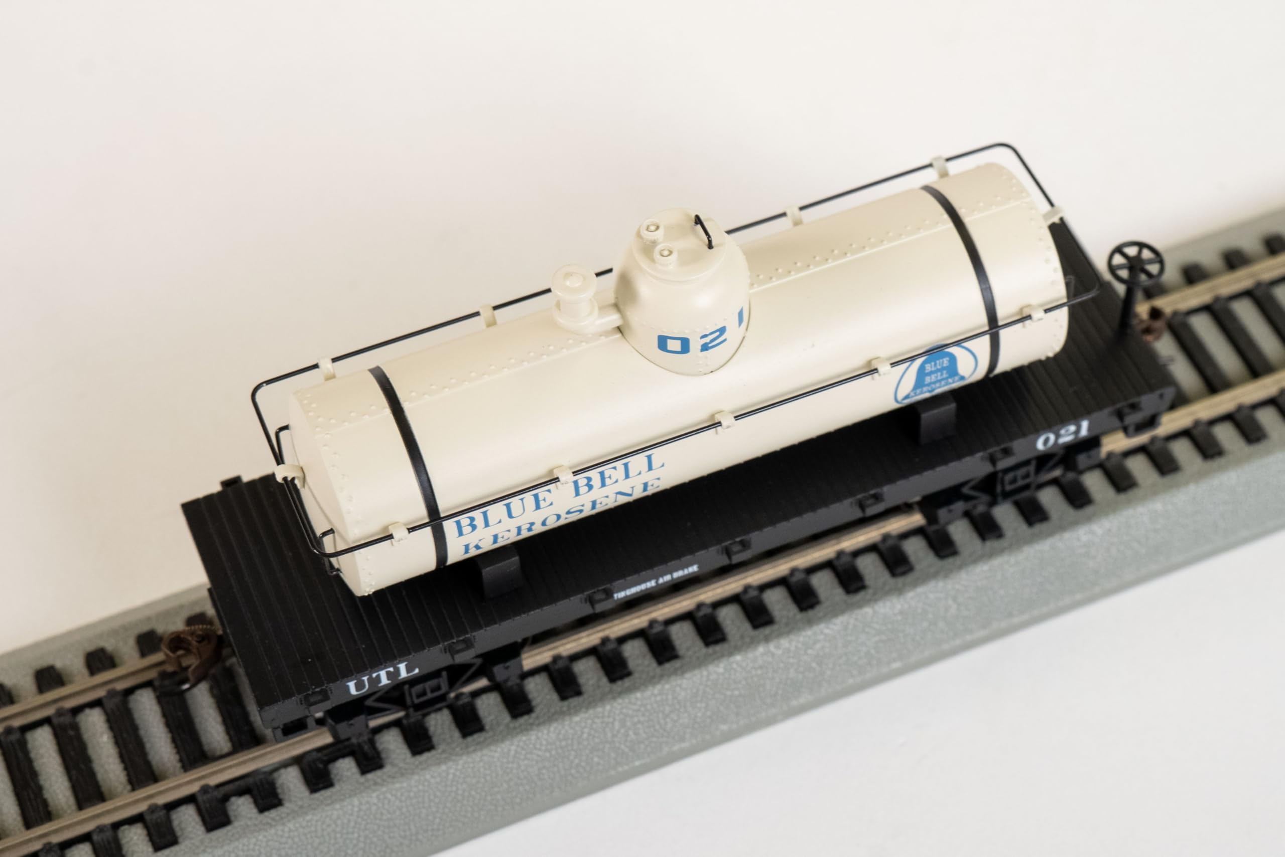 Bachmann Trains - Old-Time Tank Car - Blue Bell Kerosene #021 - HO Scale