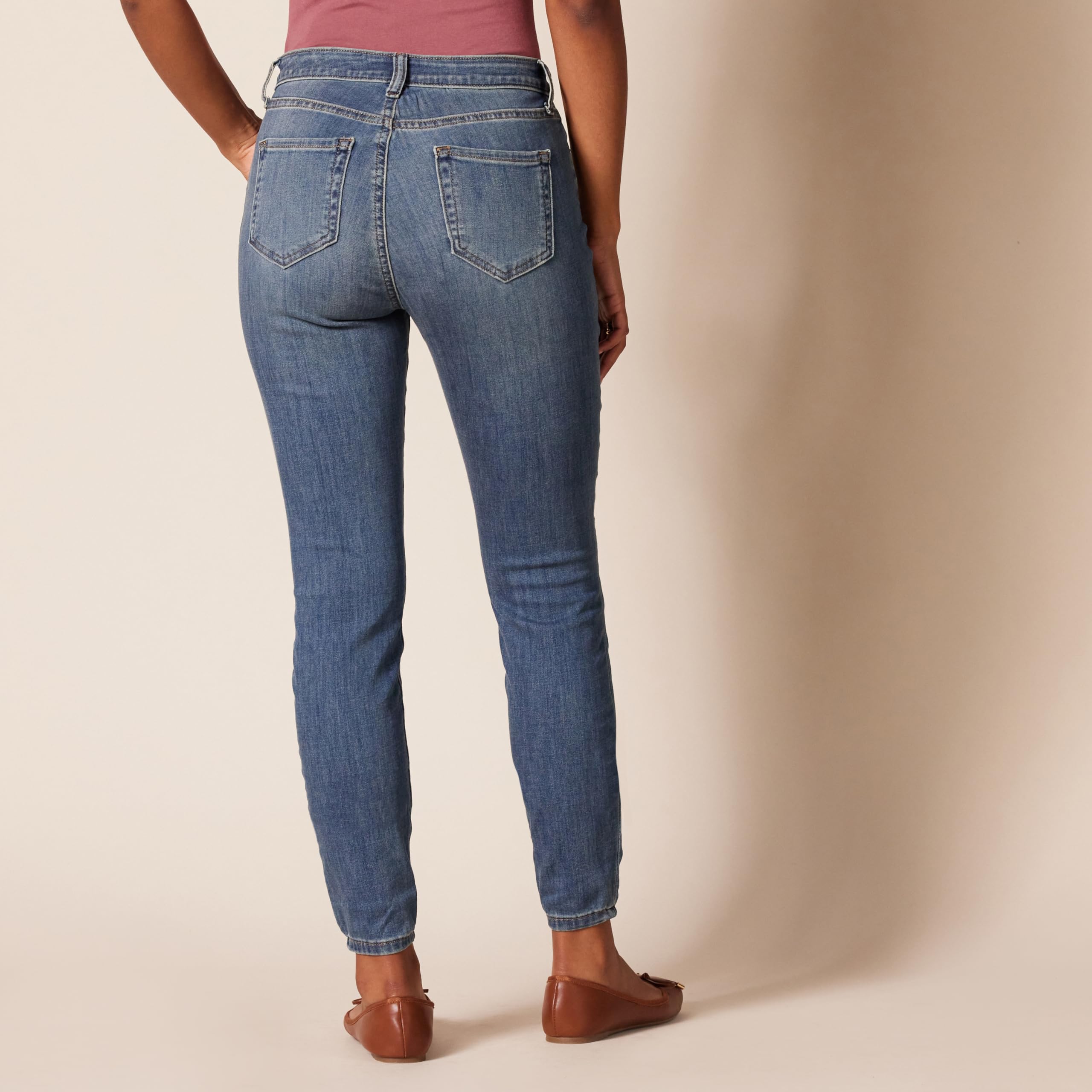 Amazon Essentials Women's Mid Rise Curvy Skinny Jean, Medium Wash, 10