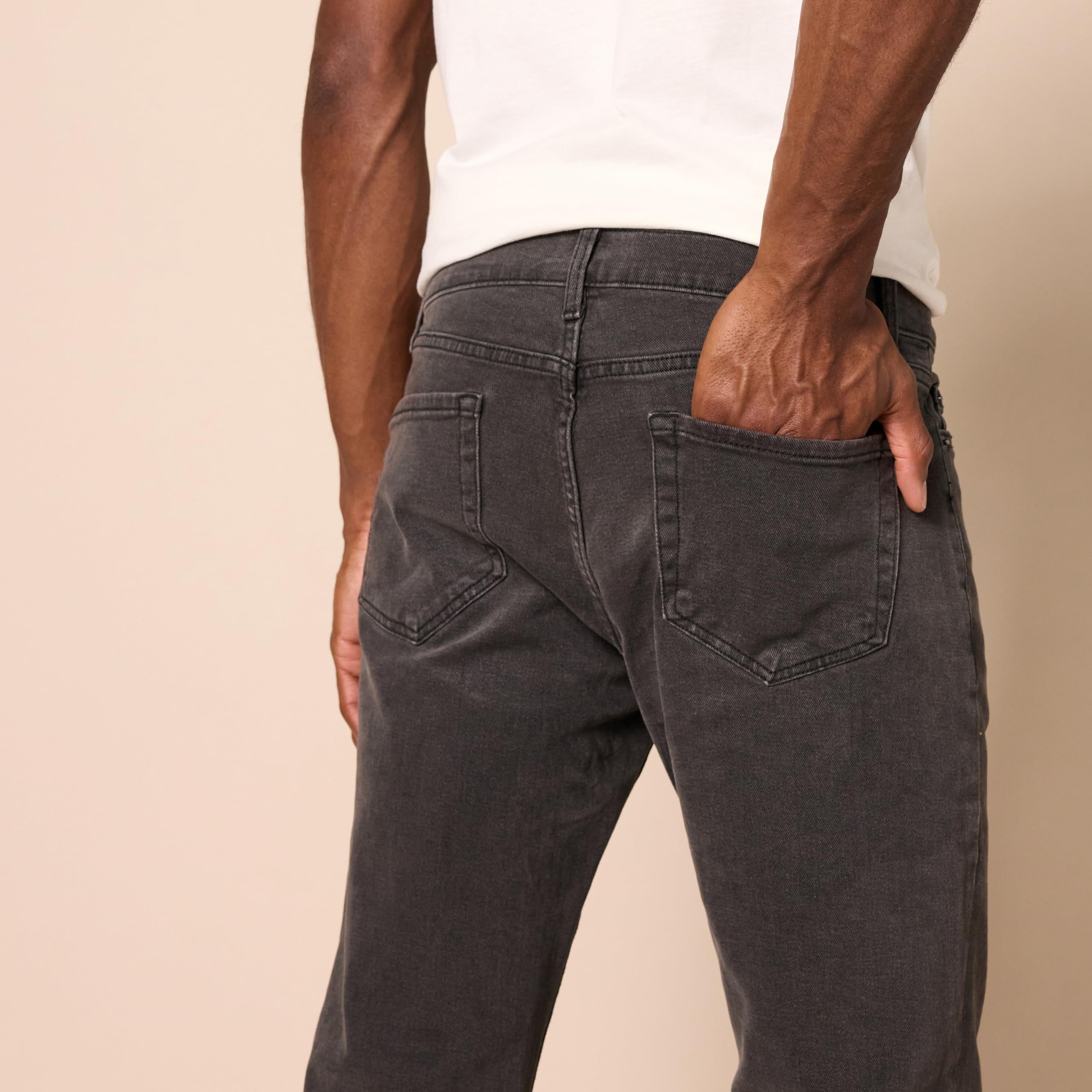 Amazon Essentials Men's Straight-Fit Stretch Jean, Washed Black, 32W x 32L