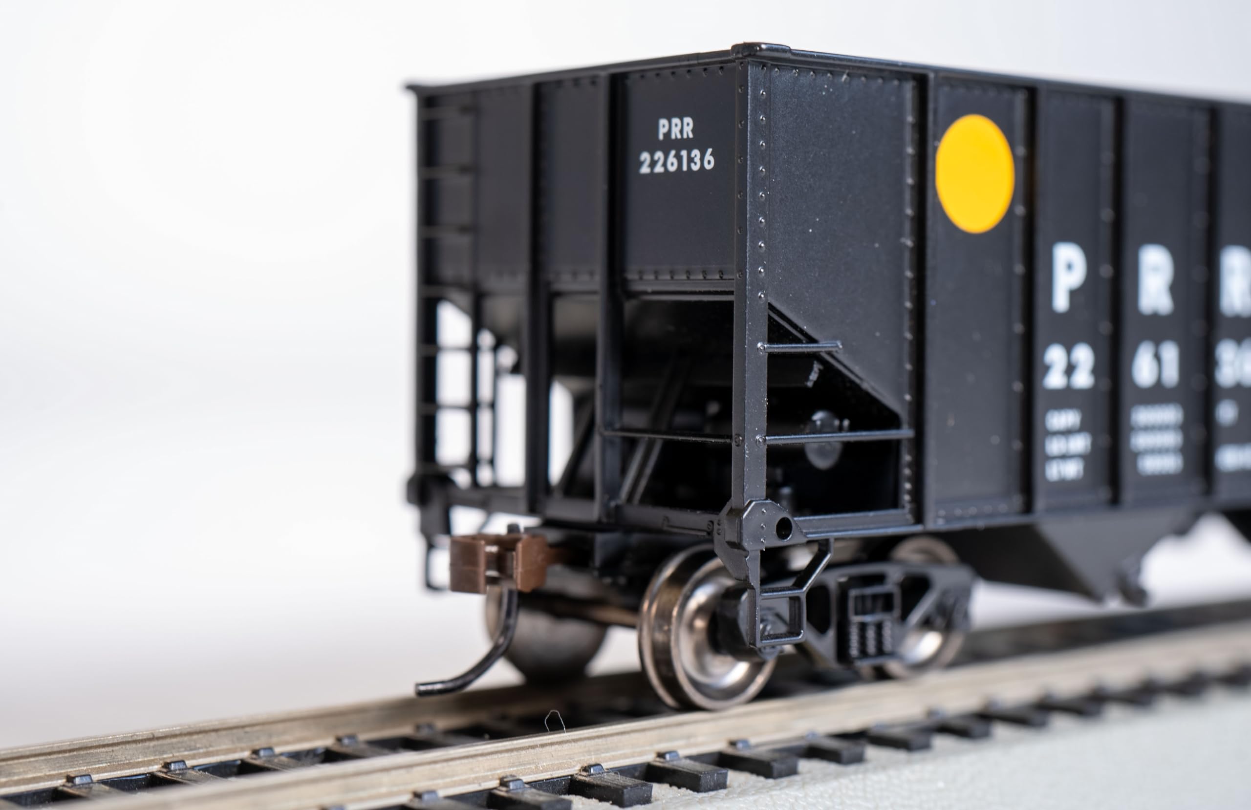 Bethlehem Steel 100-Ton Three-Bay Hopper - Pennsylvania - Yellow Ball #226136 - HO Scale