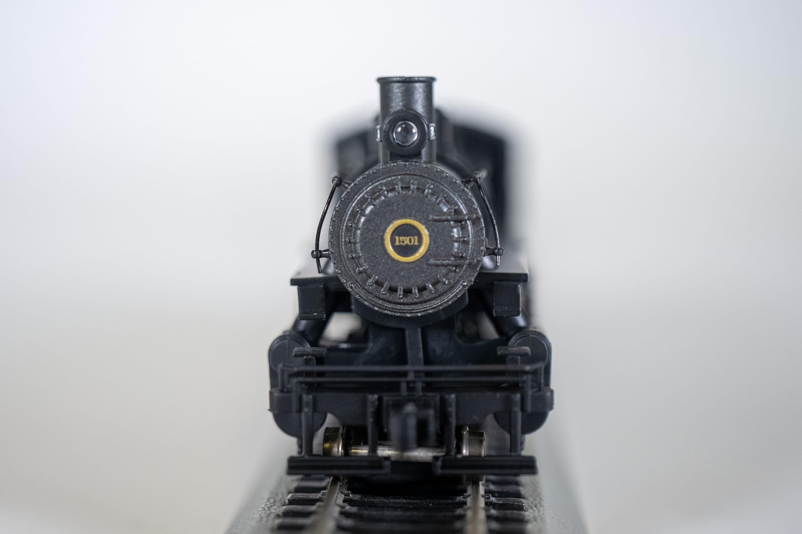 Prairie 2-6-2 Steam Locomotive w/Smoke & Tender - Boston & Maine #1501 - HO Scale