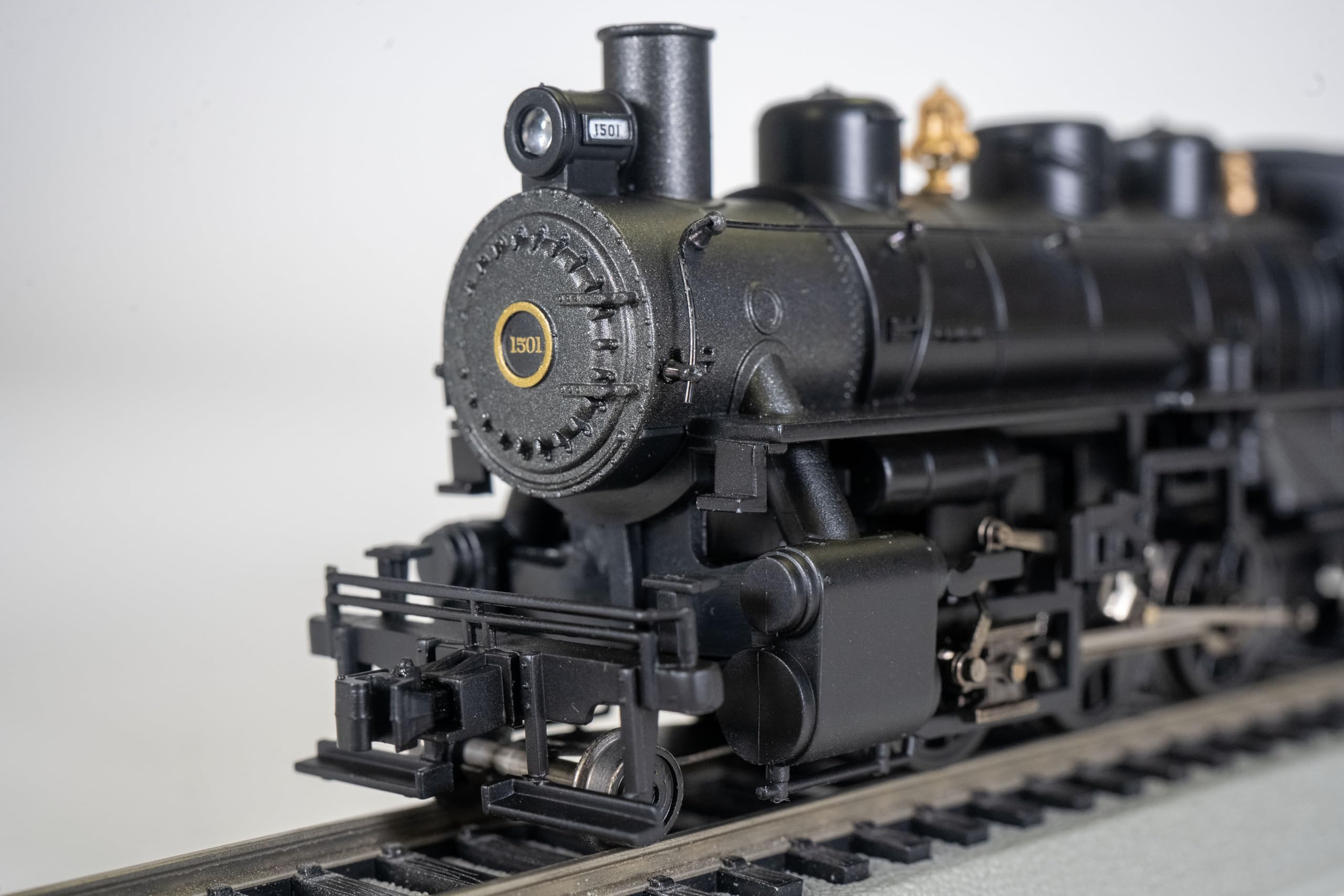 Prairie 2-6-2 Steam Locomotive w/Smoke & Tender - Boston & Maine #1501 - HO Scale