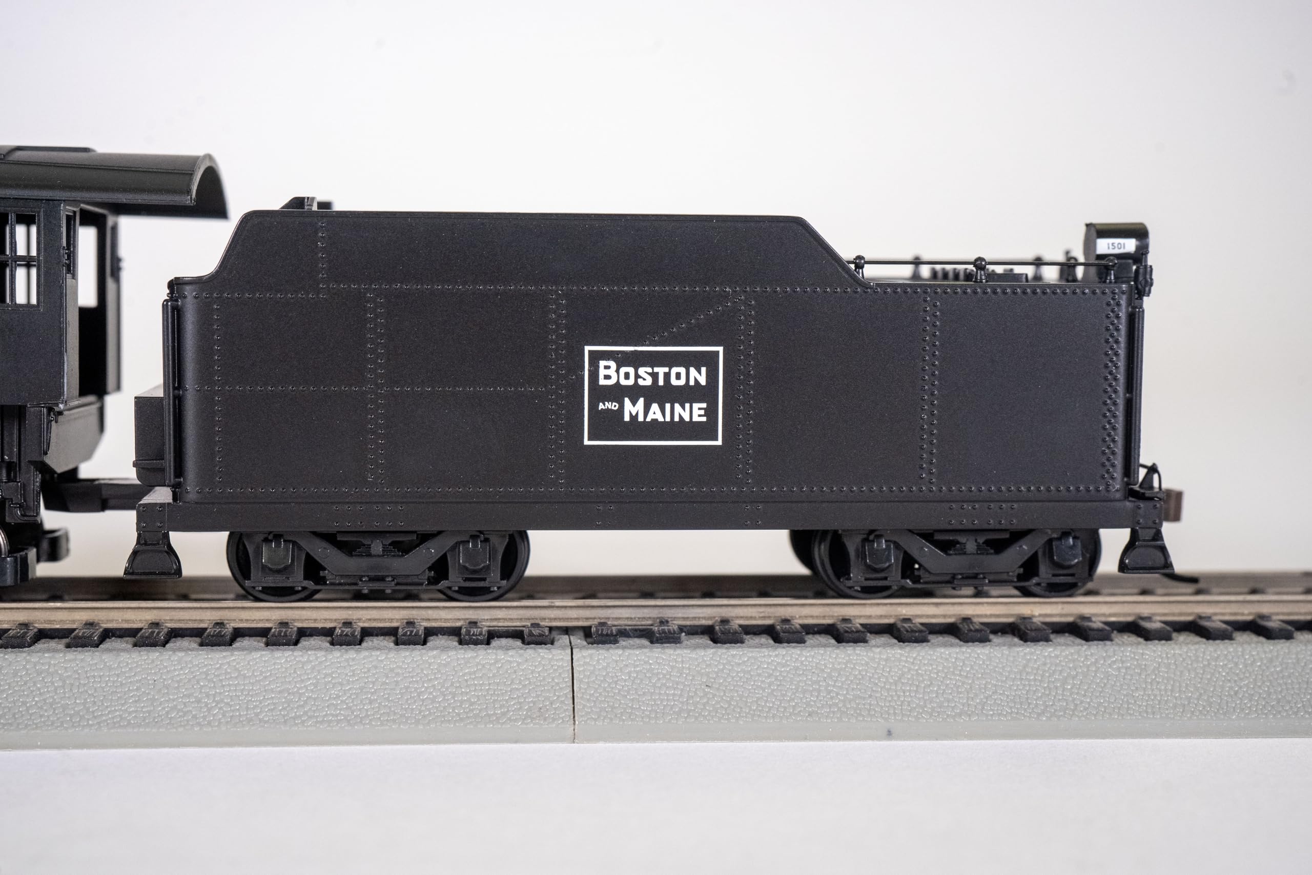Prairie 2-6-2 Steam Locomotive w/Smoke & Tender - Boston & Maine #1501 - HO Scale