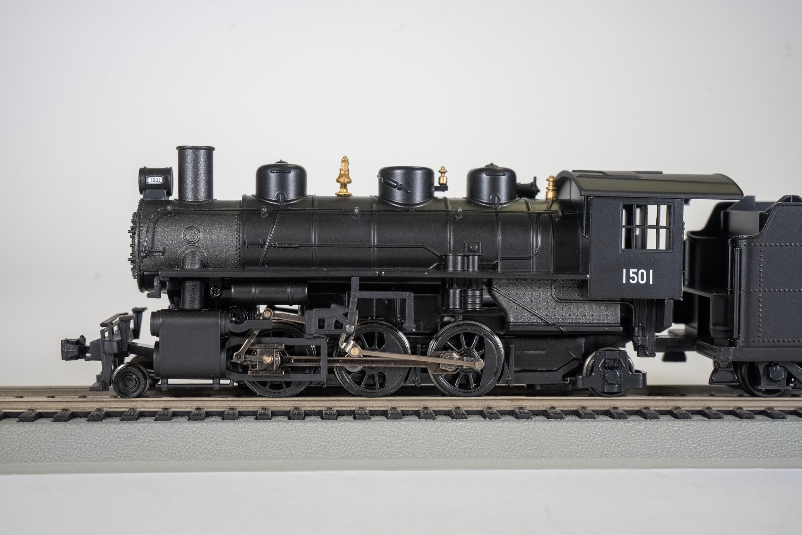 Prairie 2-6-2 Steam Locomotive w/Smoke & Tender - Boston & Maine #1501 - HO Scale