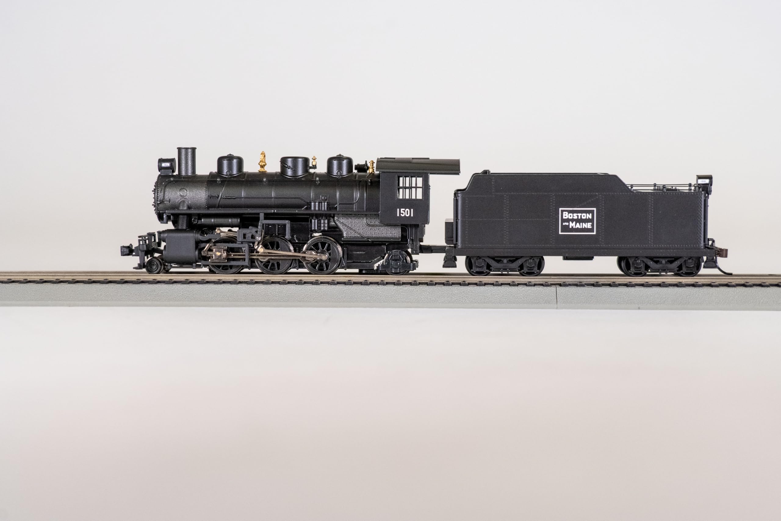 Prairie 2-6-2 Steam Locomotive w/Smoke & Tender - Boston & Maine #1501 - HO Scale
