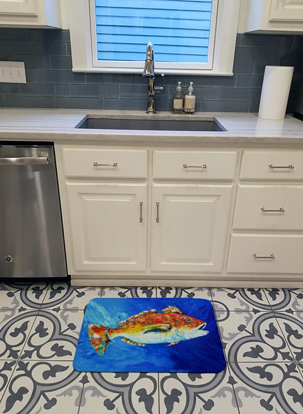 Caroline's Treasures MW1212RUG Red Fish White Spin Machine Washable Memory Foam Mat, Bathroom Rug, Non-Slip Bath Mat, Durable Thick Washable Rugs for Kitchen, Bathroom Quick Dry, Decorative Artwork,
