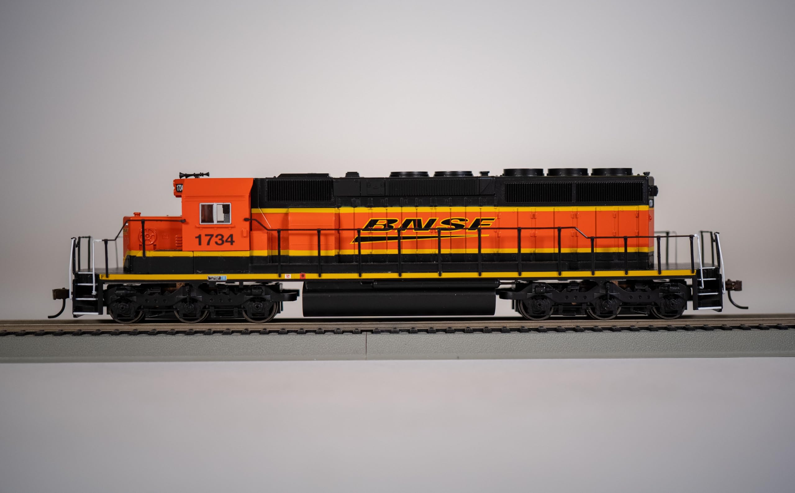 EMD SD40-2 DCC Equipped Diesel Locomotive BNSF #1734 (HERITAGE III) - HO Scale