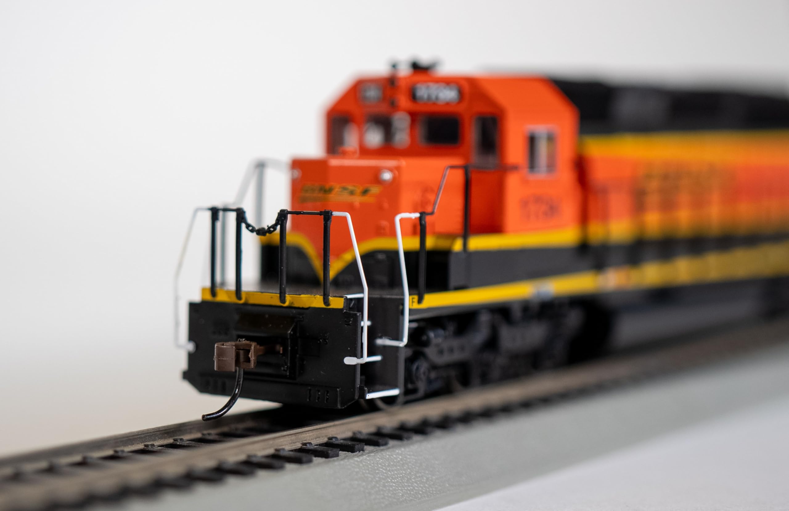 EMD SD40-2 DCC Equipped Diesel Locomotive BNSF #1734 (HERITAGE III) - HO Scale