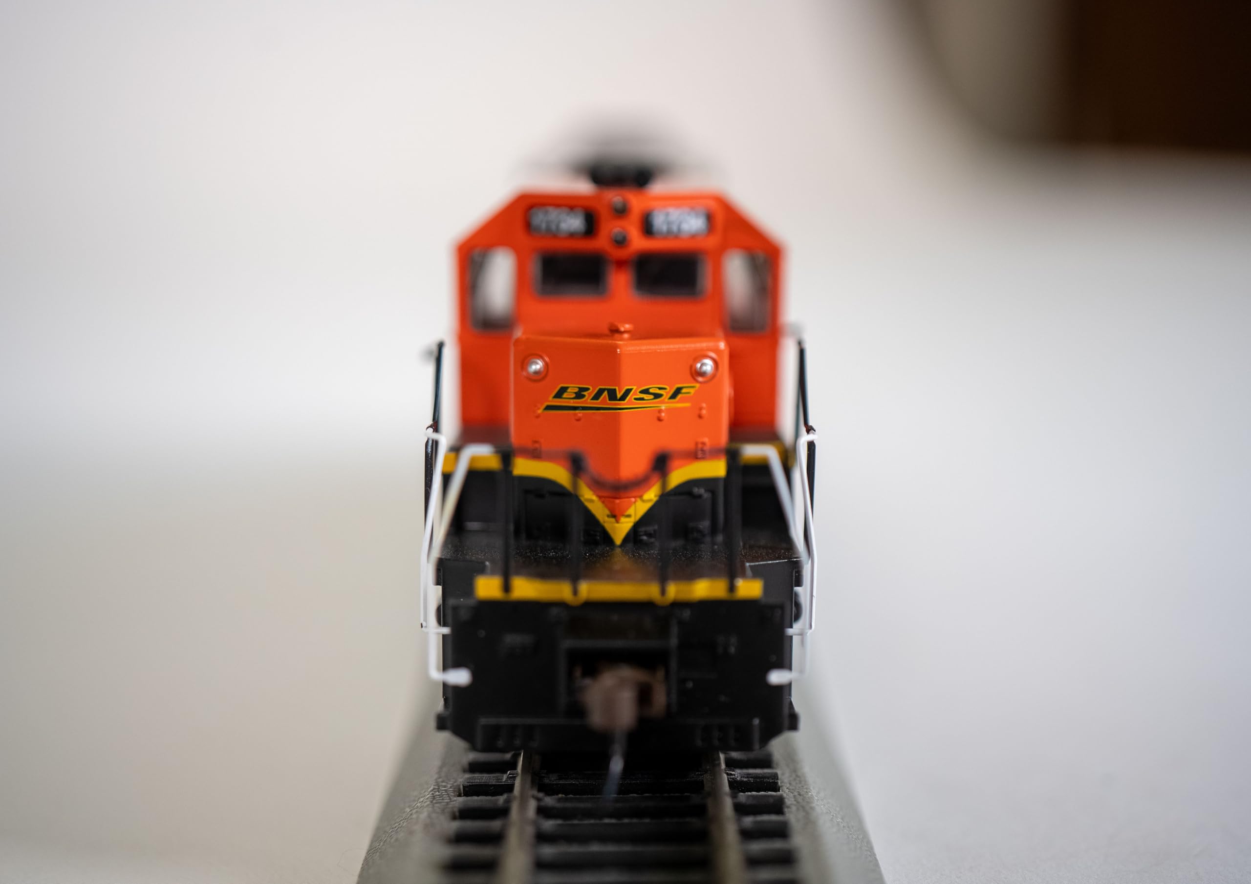 EMD SD40-2 DCC Equipped Diesel Locomotive BNSF #1734 (HERITAGE III) - HO Scale
