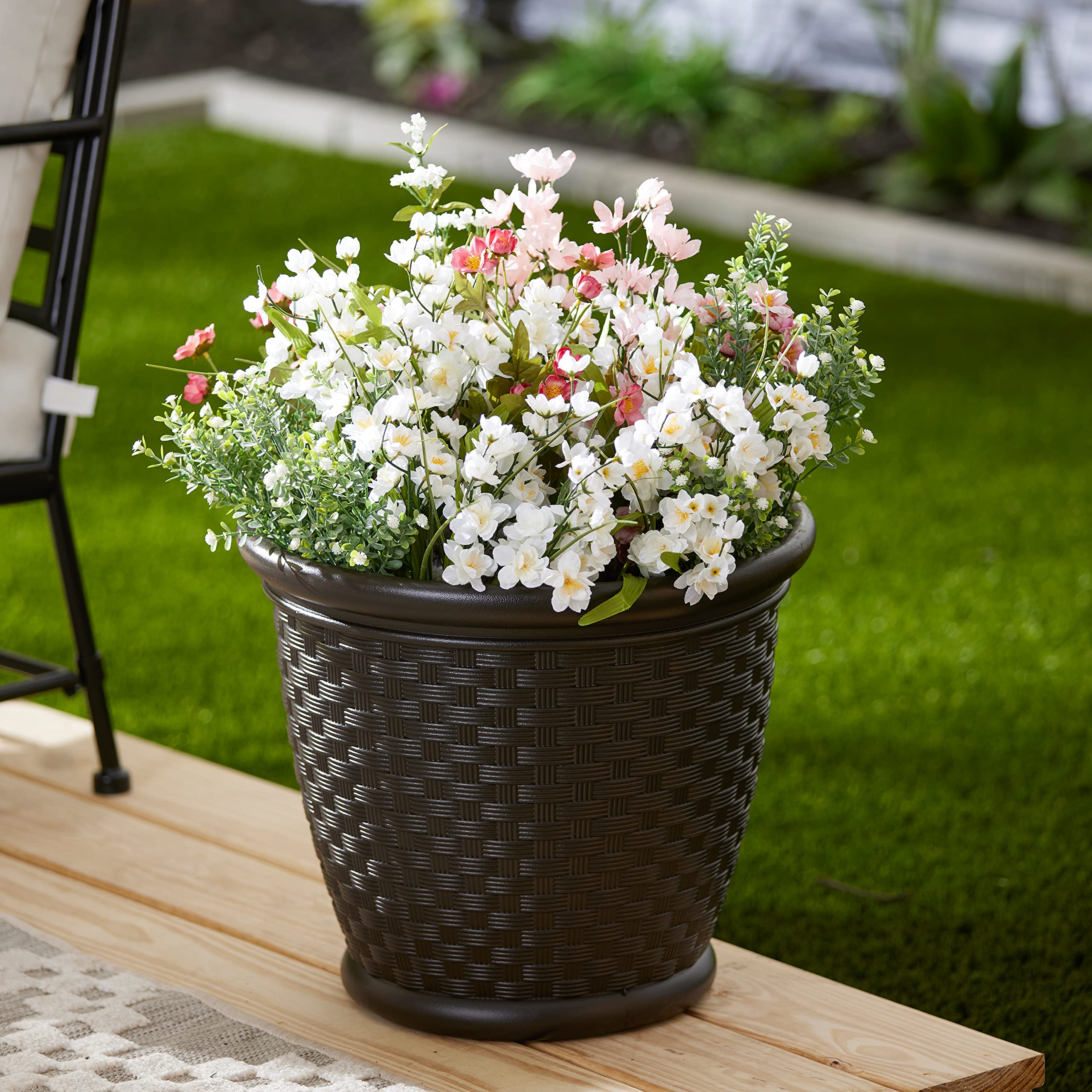 Suncast Sonora 18 Inch Lightweight Durable Plastic Wicker Decorative Flower Planter Pot for Yard, Garden, Indoor or Outdoor Use, Brown
