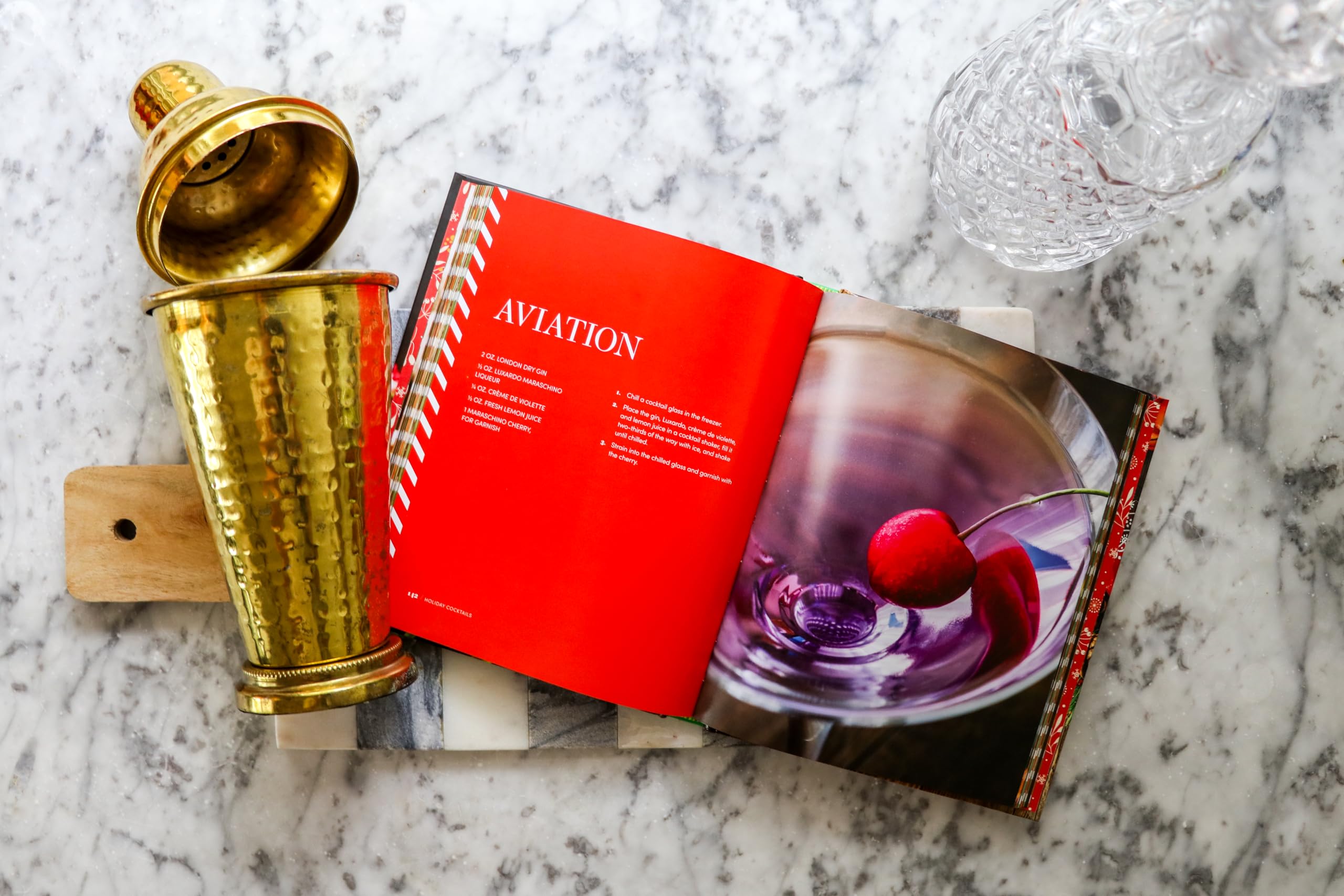 Holiday Cocktails: Over 100 Simple Cocktails to Celebrate the Season (Effortless Holiday Drinks For Intimate Gatherings and Big Crowds)