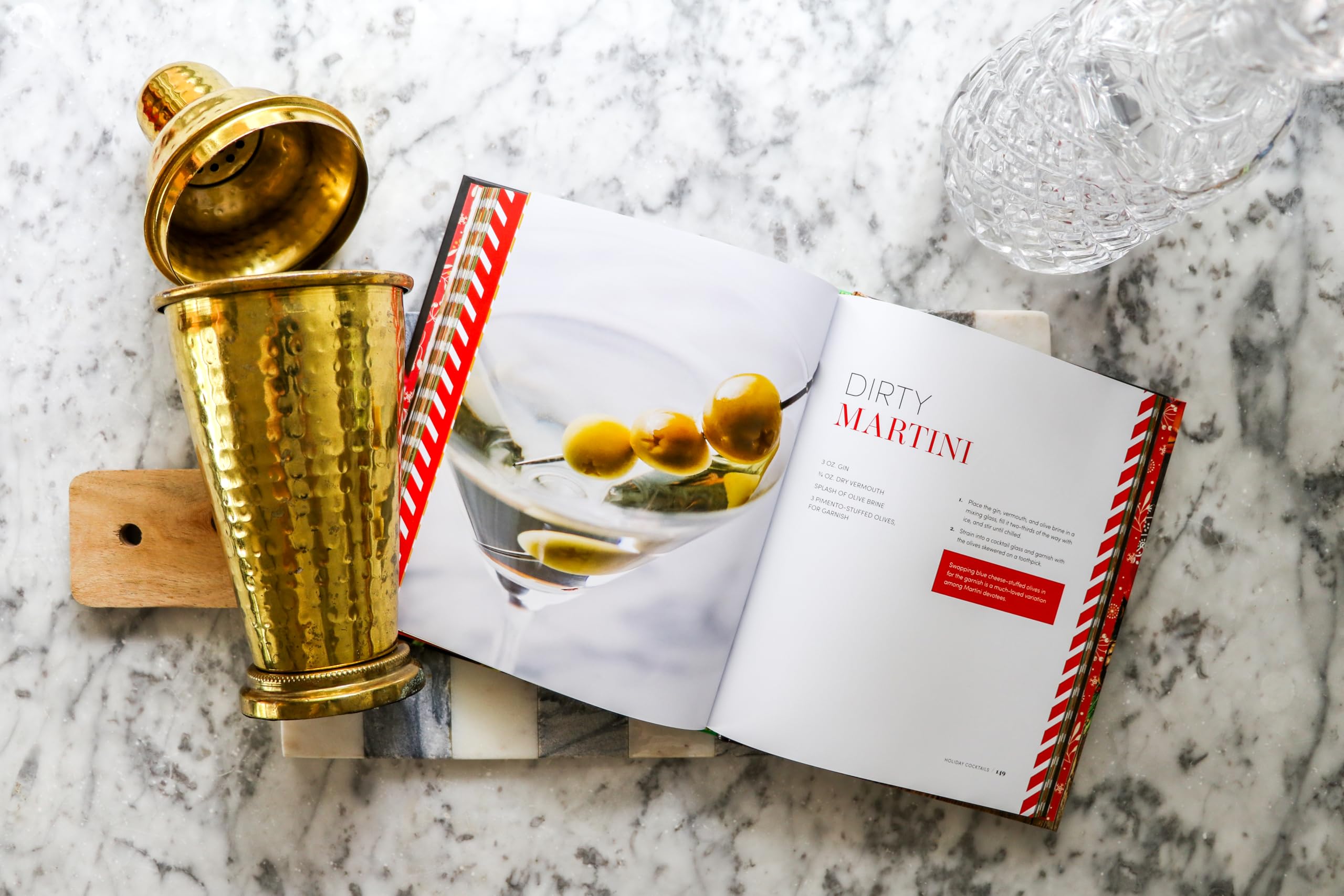 Holiday Cocktails: Over 100 Simple Cocktails to Celebrate the Season (Effortless Holiday Drinks For Intimate Gatherings and Big Crowds)