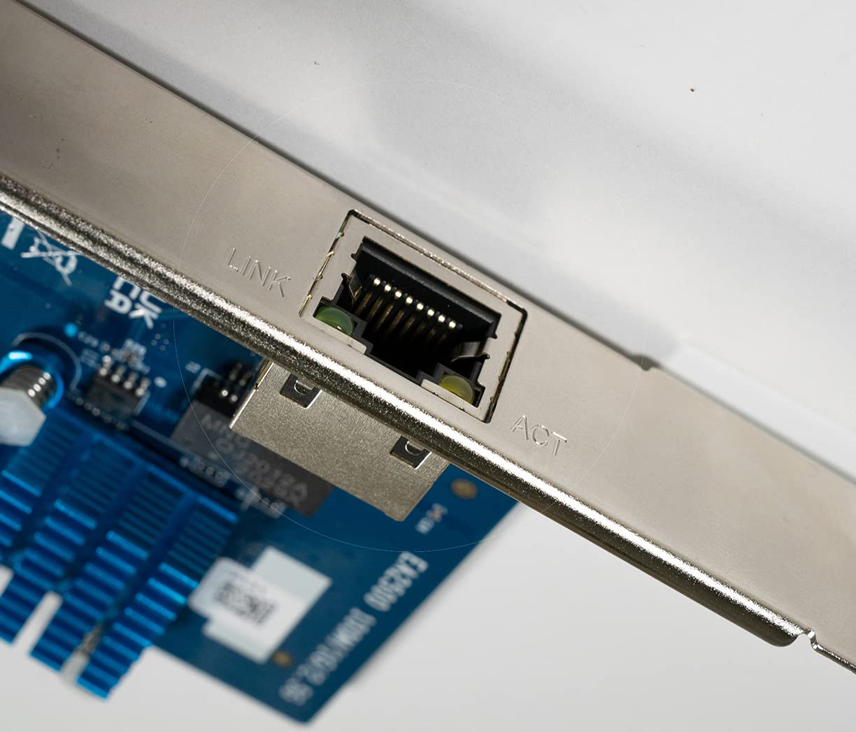 goCoax RTL8125B 2.5GBase-T PCIe Network Card with Backward Compatibility. Supporting 2.5G/1G/100Mbps. 1x RJ45 Port, 1x PCIe Gen 2, Compatible with Windows/Linux.