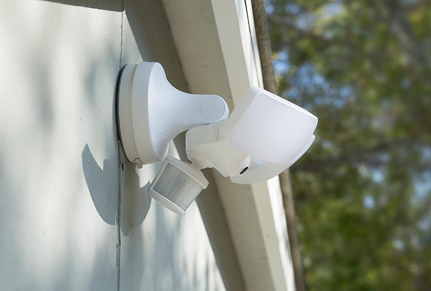 KUNA New SE Camera Floodlight - Outdoor Light with 1080p Video Camera, iOS/Android App Controlled, Push Notifications, Security & Alarm - Requires The New SE APP