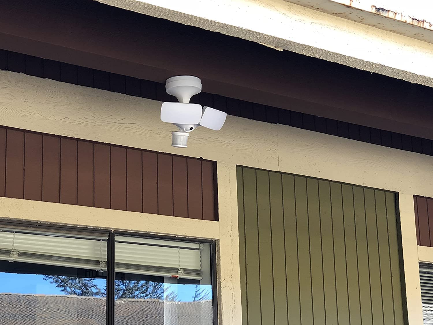 KUNA New SE Camera Floodlight - Outdoor Light with 1080p Video Camera, iOS/Android App Controlled, Push Notifications, Security & Alarm - Requires The New SE APP