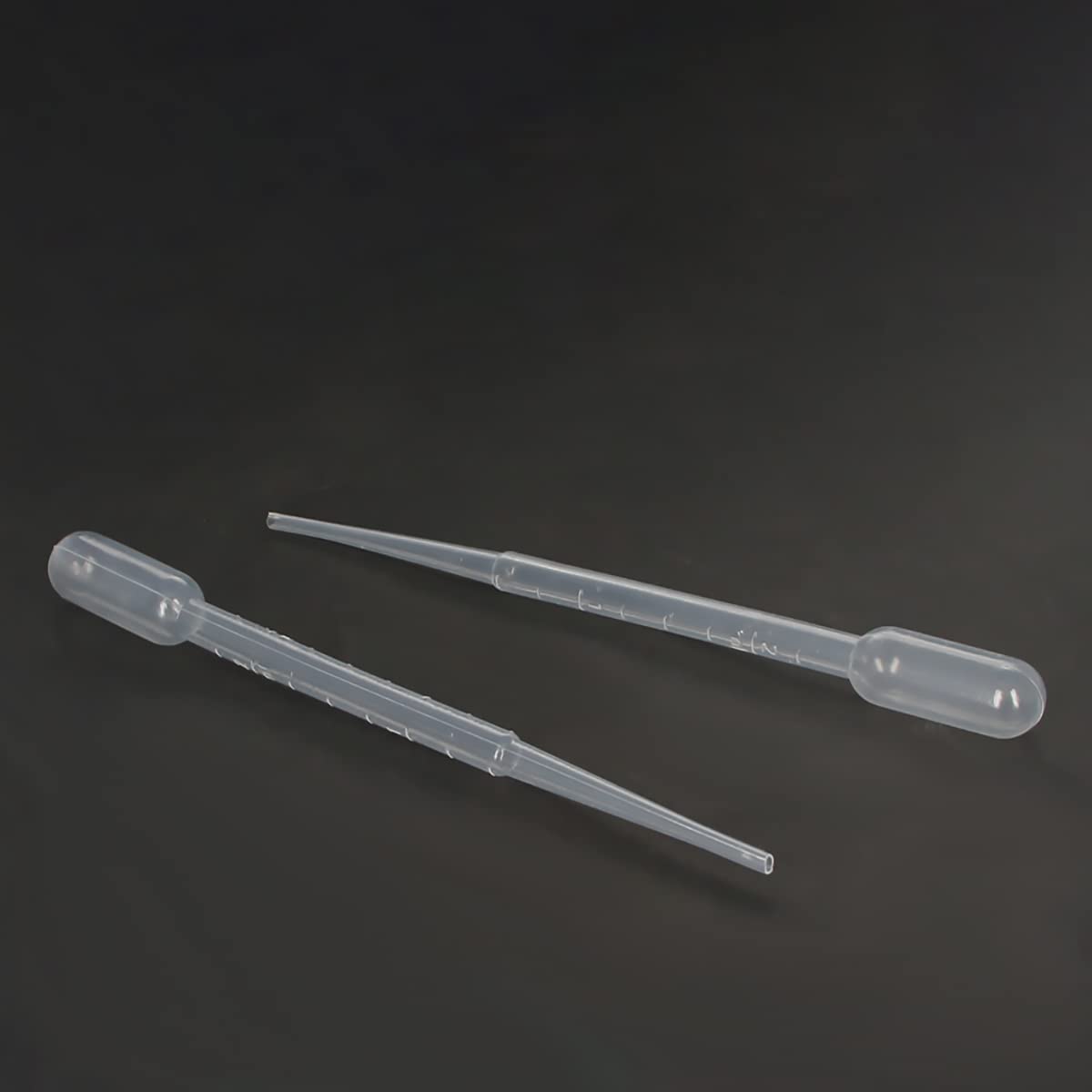 Bettomshin 300Pcs 2ml Plastic Disposable Pipettes 5.63" Length Clear Graduated Transfer Pipettes Liquid Dropper for Ear Eye Essential Oils Alcohol Paint Makeup Lab