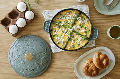 [STAUB x minä perhonen] staub hotplate ocean round 7.9 inches (20 cm) eucalyptus brass knob specification mina perhonen both hands cast enamel shallow type induction compatible [Japan official sale]