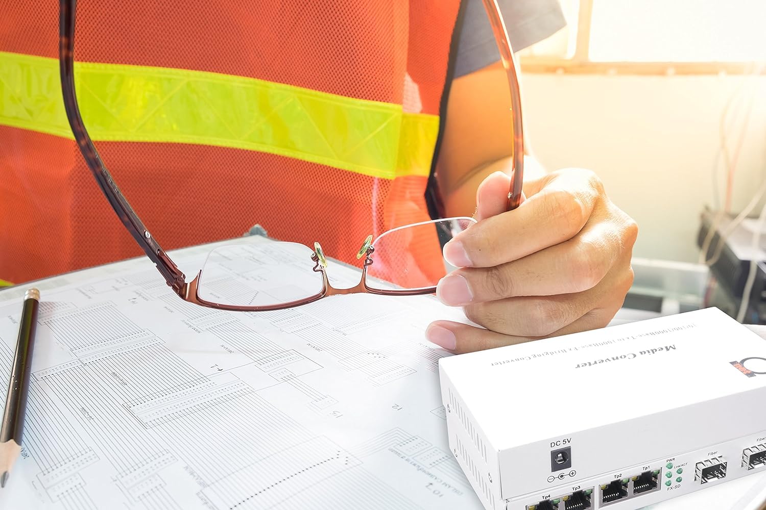 2 x Open SFP Slot + 4 x UTP Cat5e/Cat6 10/100/1000 Copper Ports - Gigabit Ethernet - Fiber Media Converter - Mini Switch - AutoSensing - SFP Slot Supporting Any Mini GBIC/SFP Gigabit Type