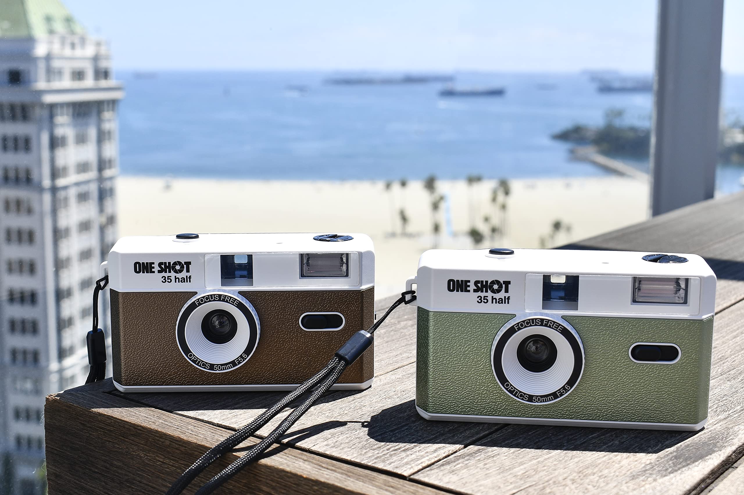 1 Shot Point and Shoot 35mm Film Camera Reusable Retro Half Frame Camera, Built in Flash, Included One Roll ASA/ISO 400 Black & White Film 18 Exp., (36 Shots) Battery Not Included (Green Color)