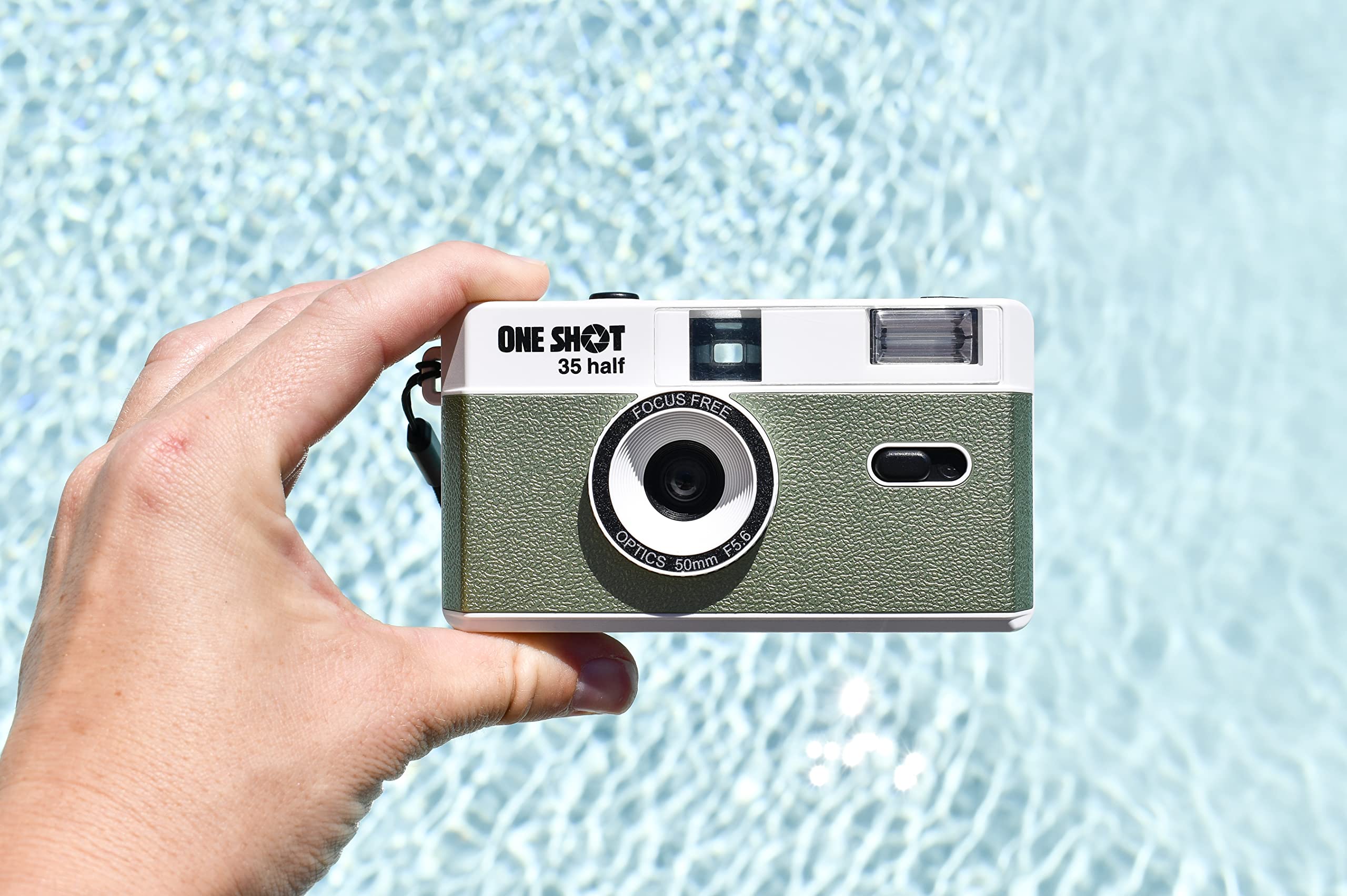 1 Shot Point and Shoot 35mm Film Camera Reusable Retro Half Frame Camera, Built in Flash, Included One Roll ASA/ISO 400 Black & White Film 18 Exp., (36 Shots) Battery Not Included (Green Color)