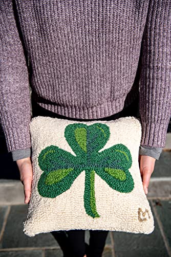 Chandler 4 Corners Artist-Designed Shamrock Hand-Hooked Wool Decorative Throw Pillow (14β x 14β)