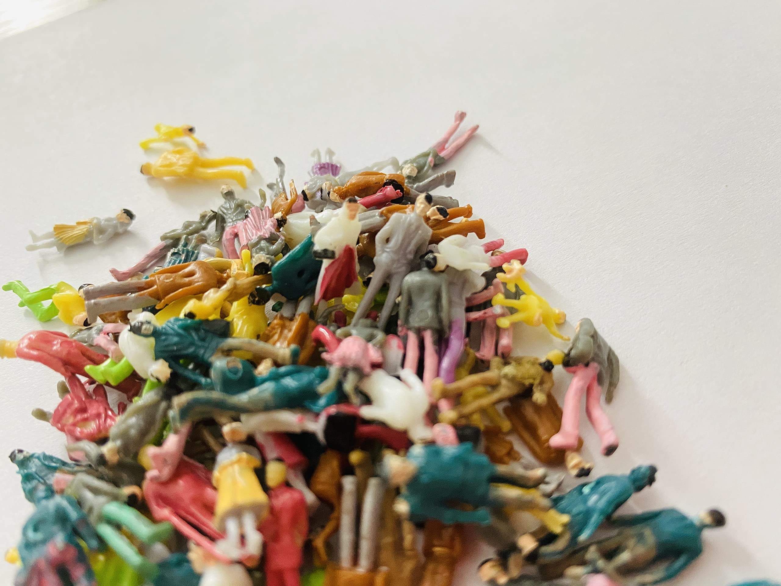 1:100 HO Scale Models People Set, Xafissy 100PCS Tiny People Model People DIY Resin Colorful Painted Mixed Seated and Standing People Figures Models for Miniature Scenes