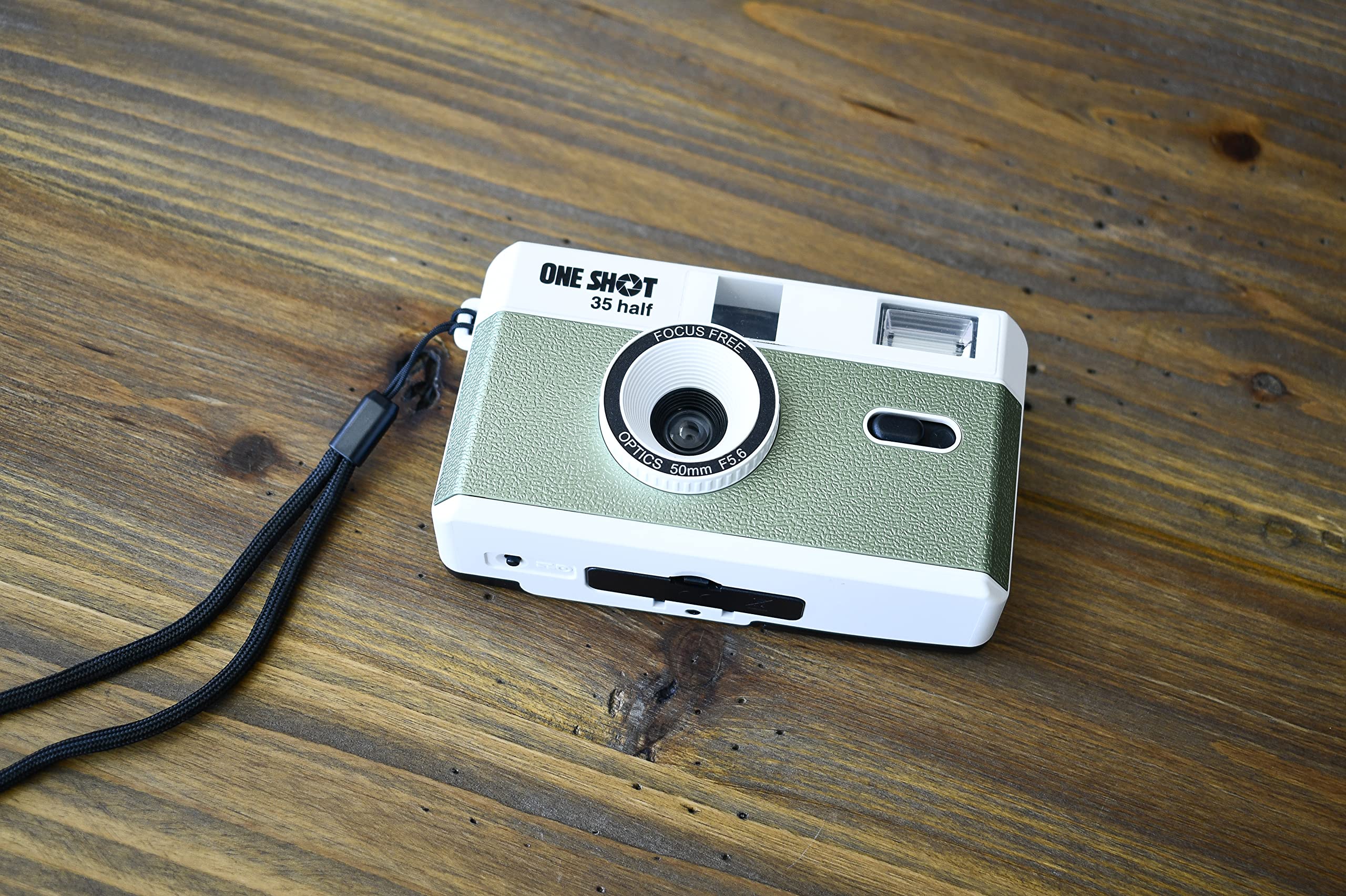 1 Shot Point and Shoot 35mm Film Camera Reusable Retro Half Frame Camera, Built in Flash, Included One Roll ASA/ISO 400 Black & White Film 18 Exp., (36 Shots) Battery Not Included (Green Color)