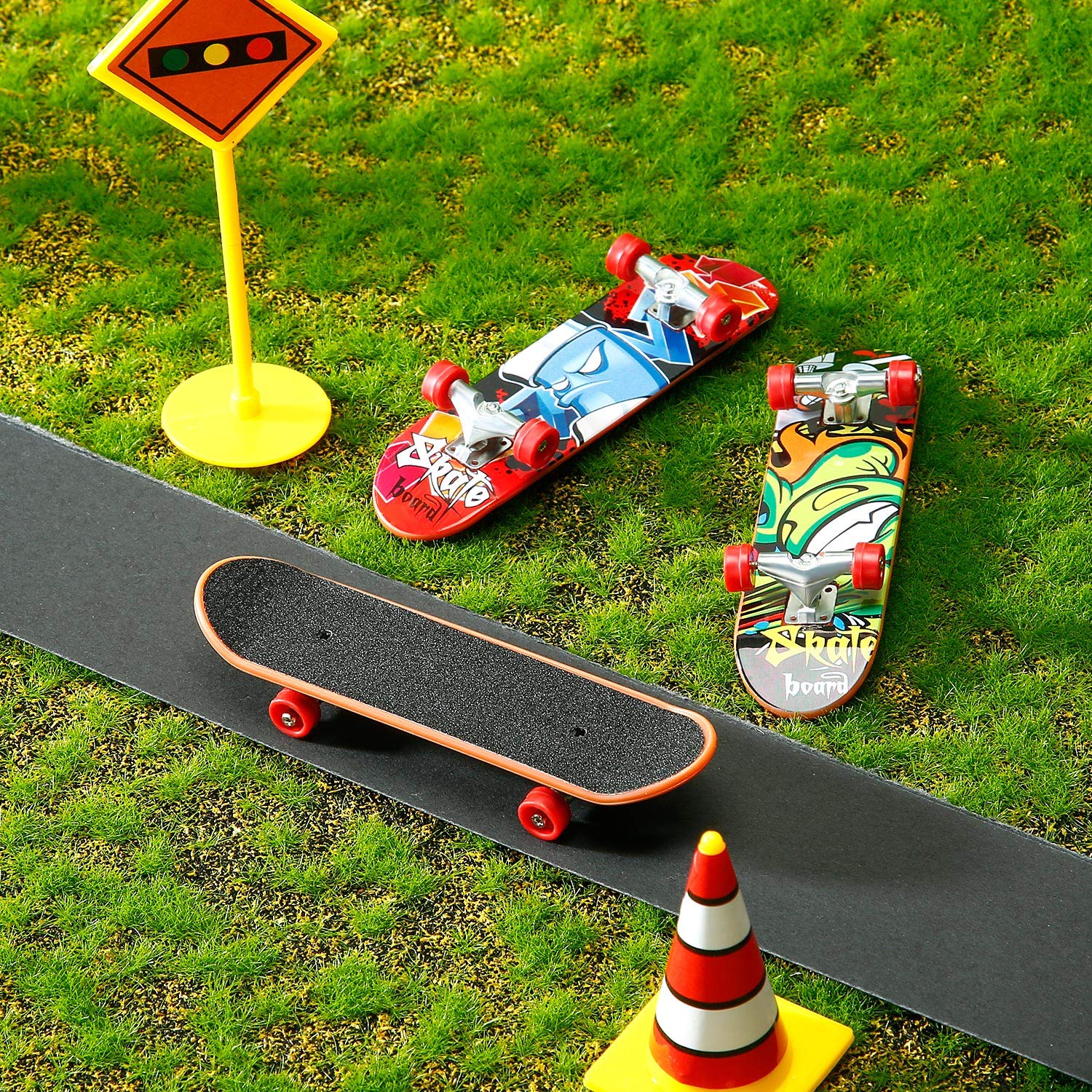 10 Pieces Mini Skateboards Finger Skate Fingerboard Toy Fingertip Movement Board for Adults Boys Girls, Random Pattern(10 Pieces)