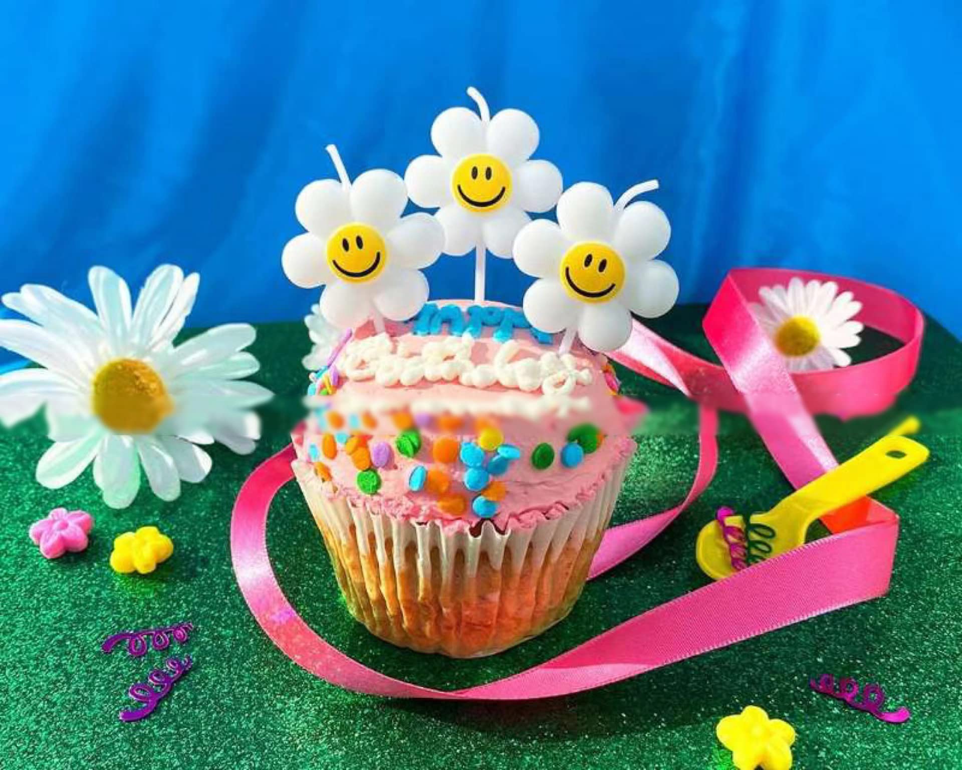 5 PCS White Flower Shaped with Smiling Face Birthday Candles, Daisy Candles Cake Decorations Cake Cupcake Toppers