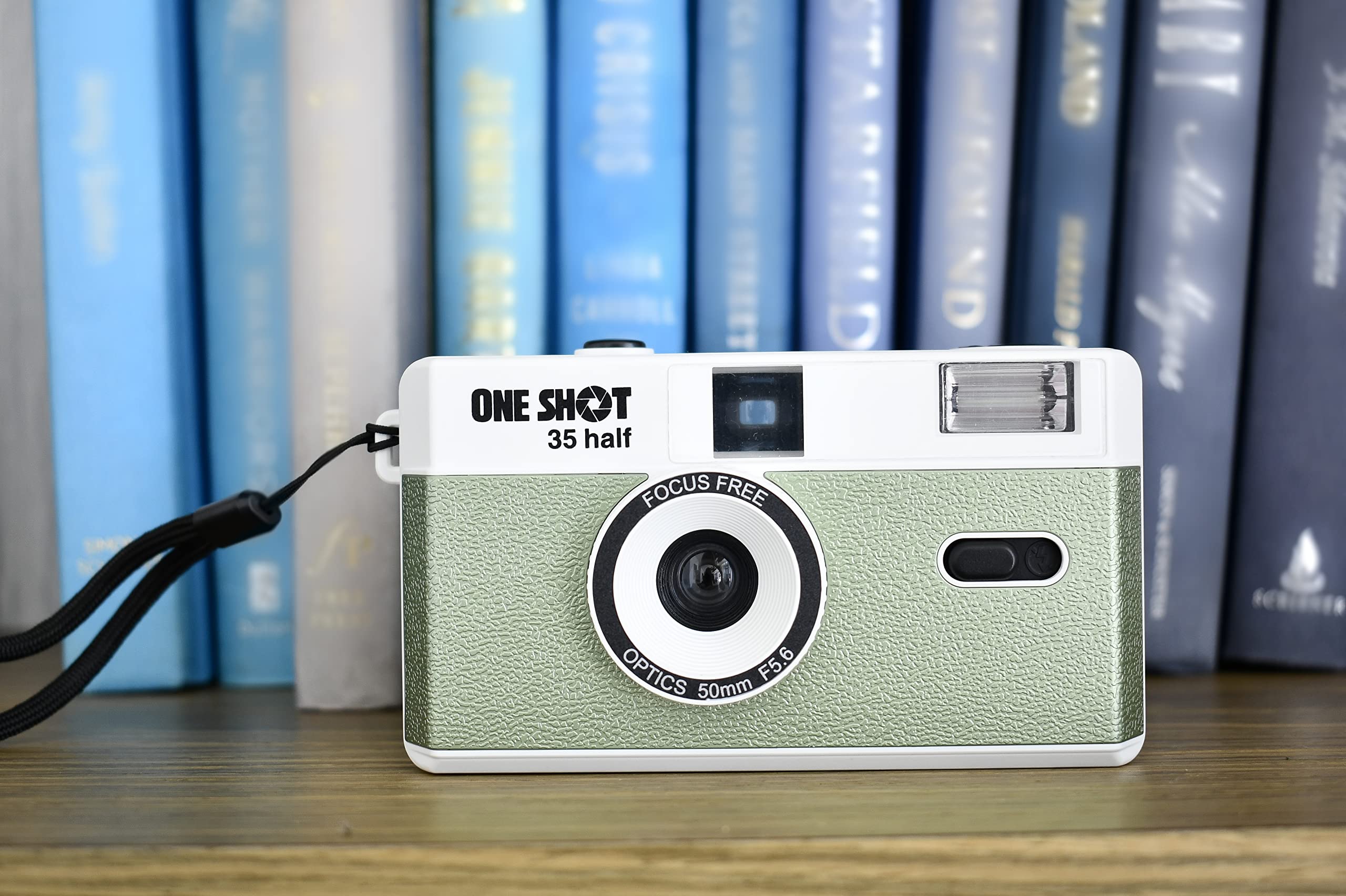 1 Shot Point and Shoot 35mm Film Camera Reusable Retro Half Frame Camera, Built in Flash, Included One Roll ASA/ISO 400 Black & White Film 18 Exp., (36 Shots) Battery Not Included (Green Color)